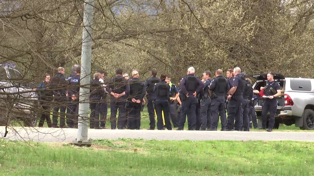 Heavy police presence near Porepunkah, Victoria. - ABC News