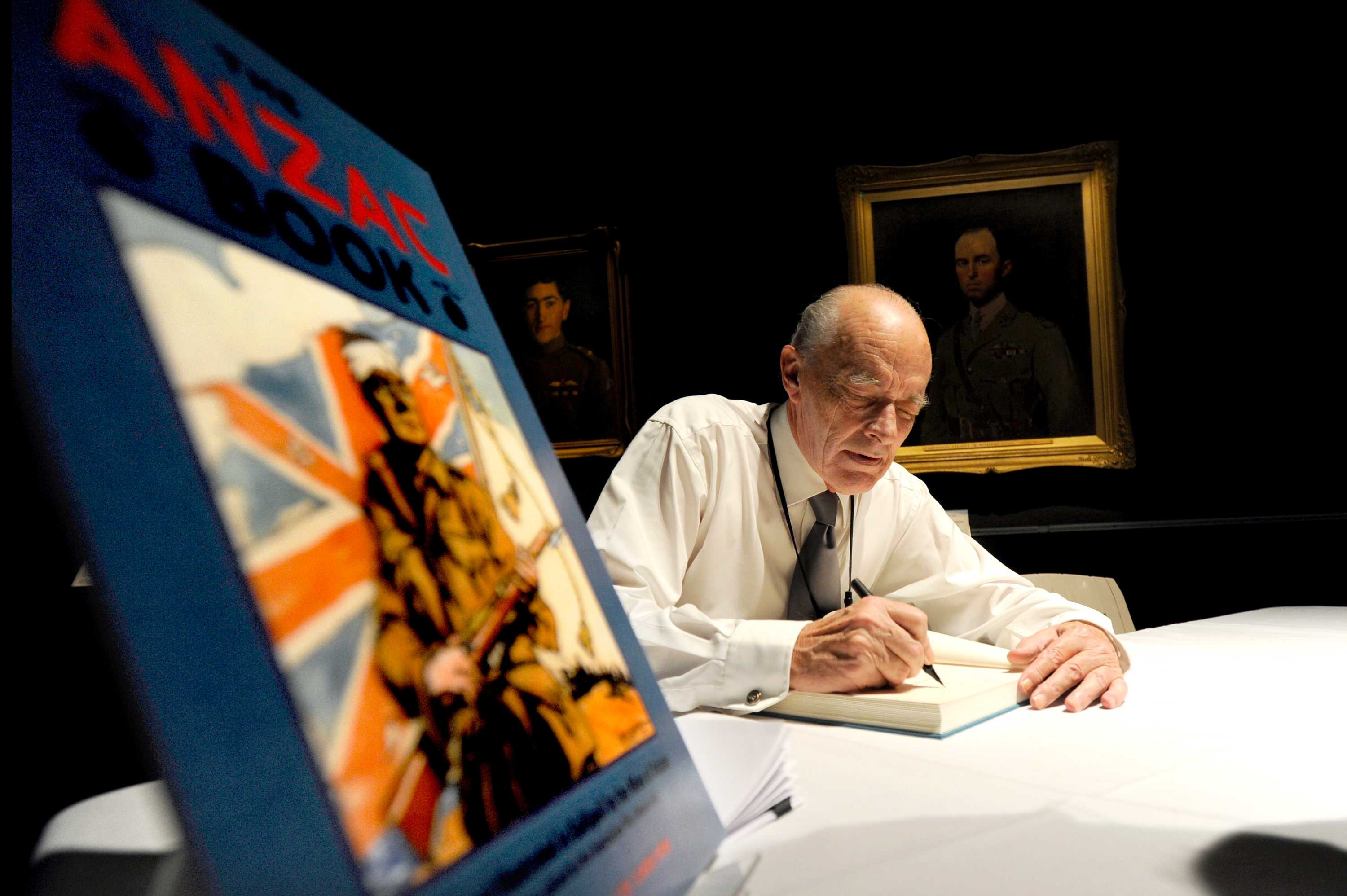 Les Carlyon, former editor of The Age, dies aged 76 - ABC News