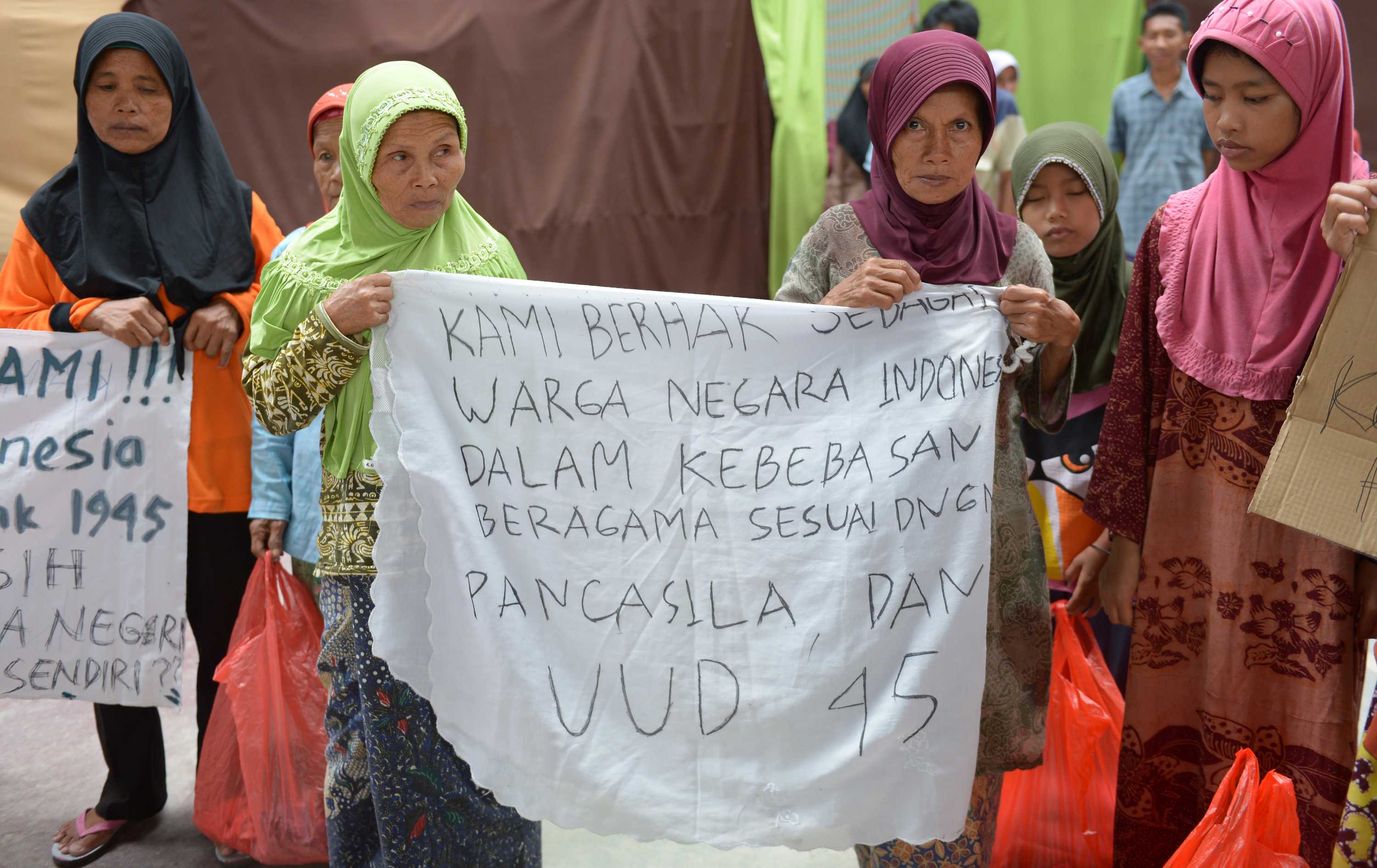 Displaced Indonesian Shia pressured to become Sunnis - ABC News