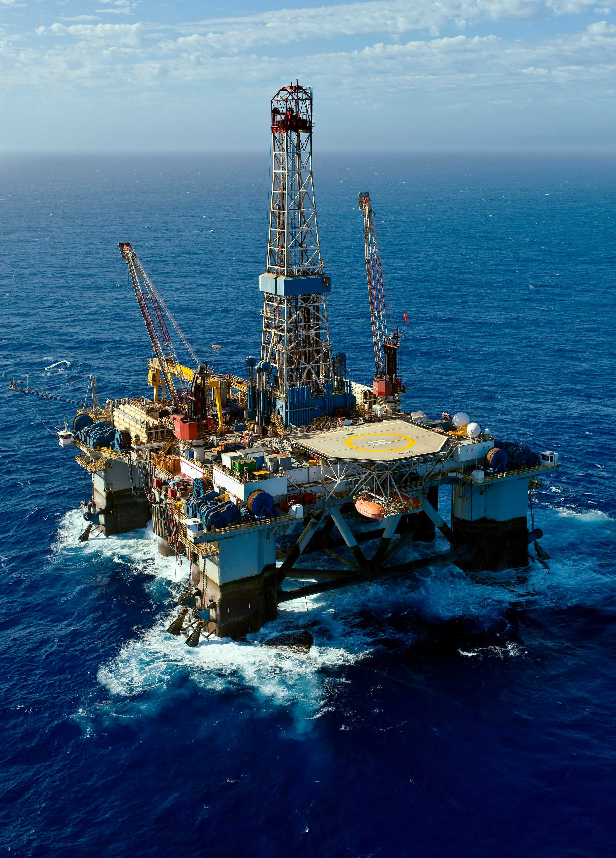 Energy companies strike 'biggest Australian oil find in 20 years' - ABC ...