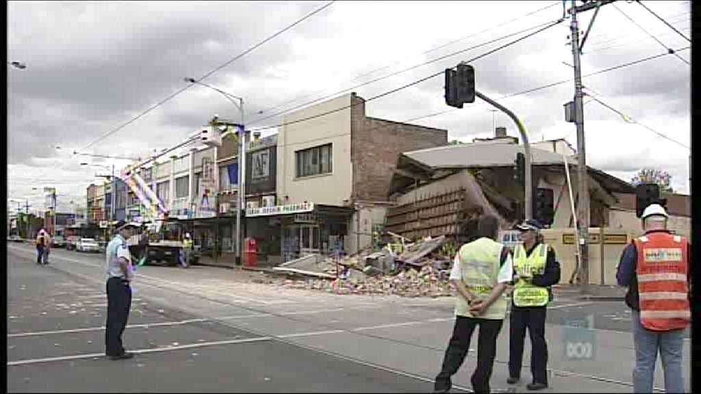 Building collapse blocks Melbourne traffic - ABC News