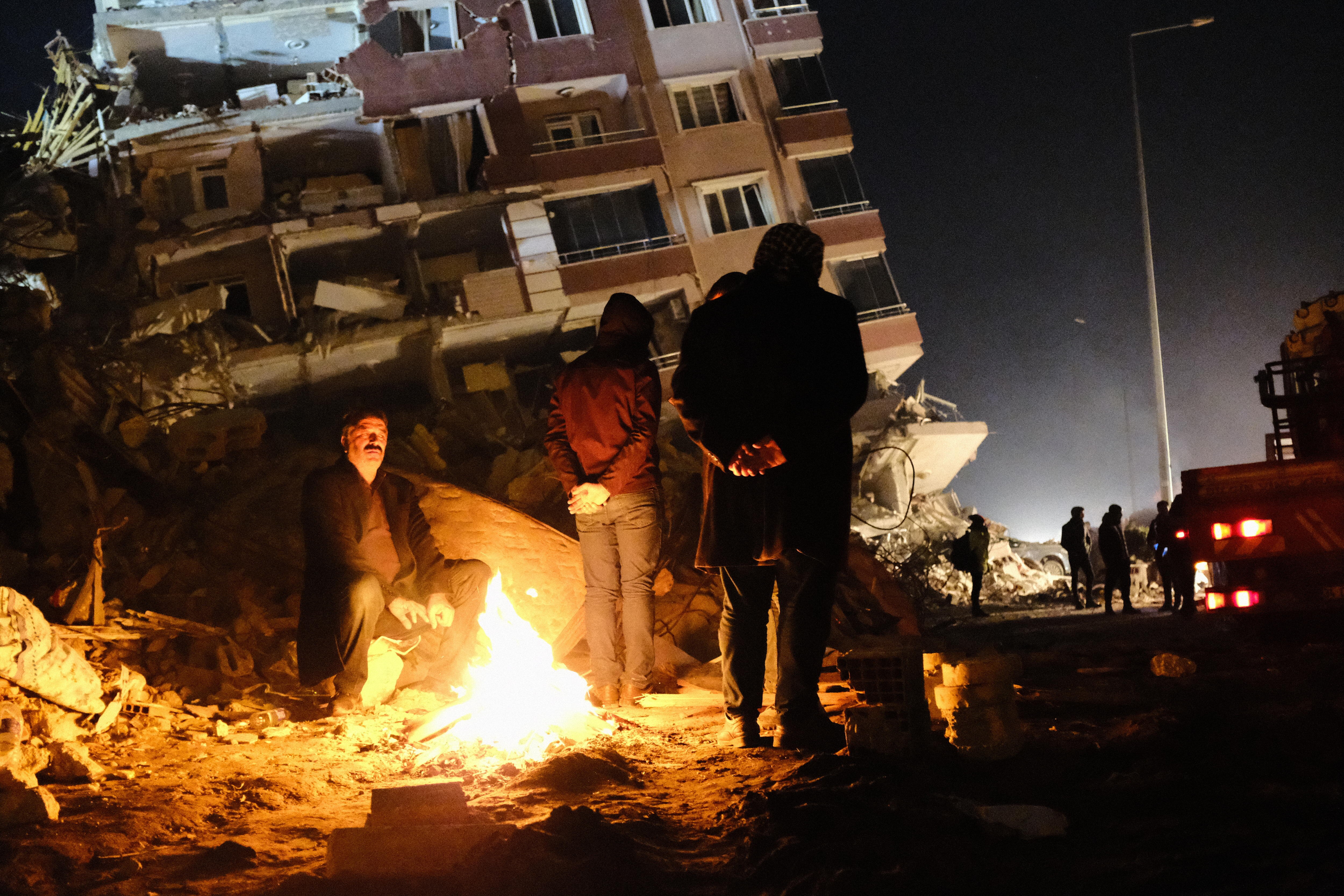 Survivors struggle to stay warm and fed in aftermath of Türkiye and ...