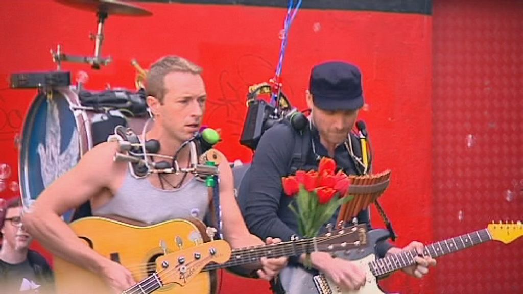 Coldplay fans join band on Sydney street for video shoot for A Sky Full ...