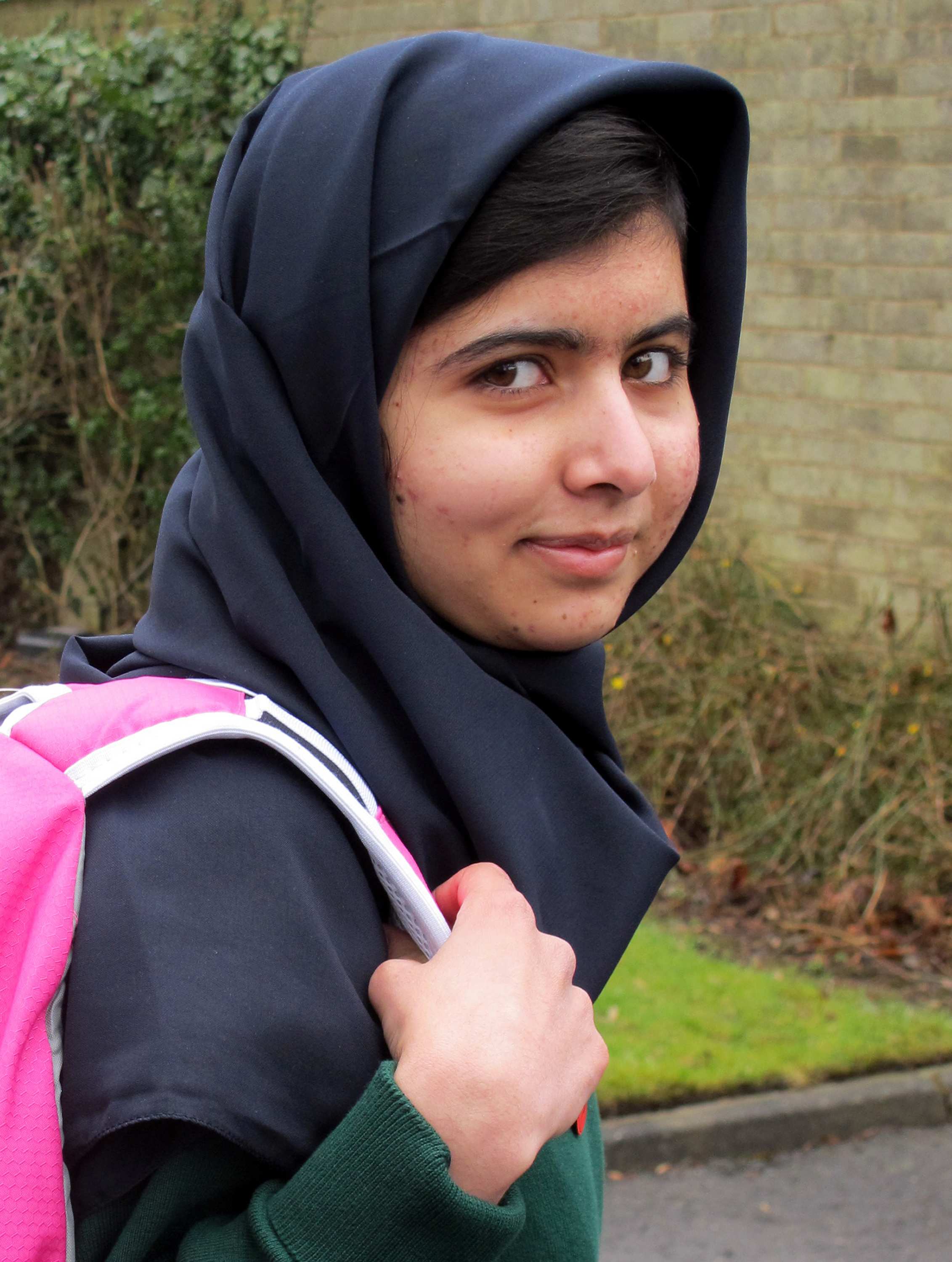 Shot Pakistani girl returns to school - ABC News