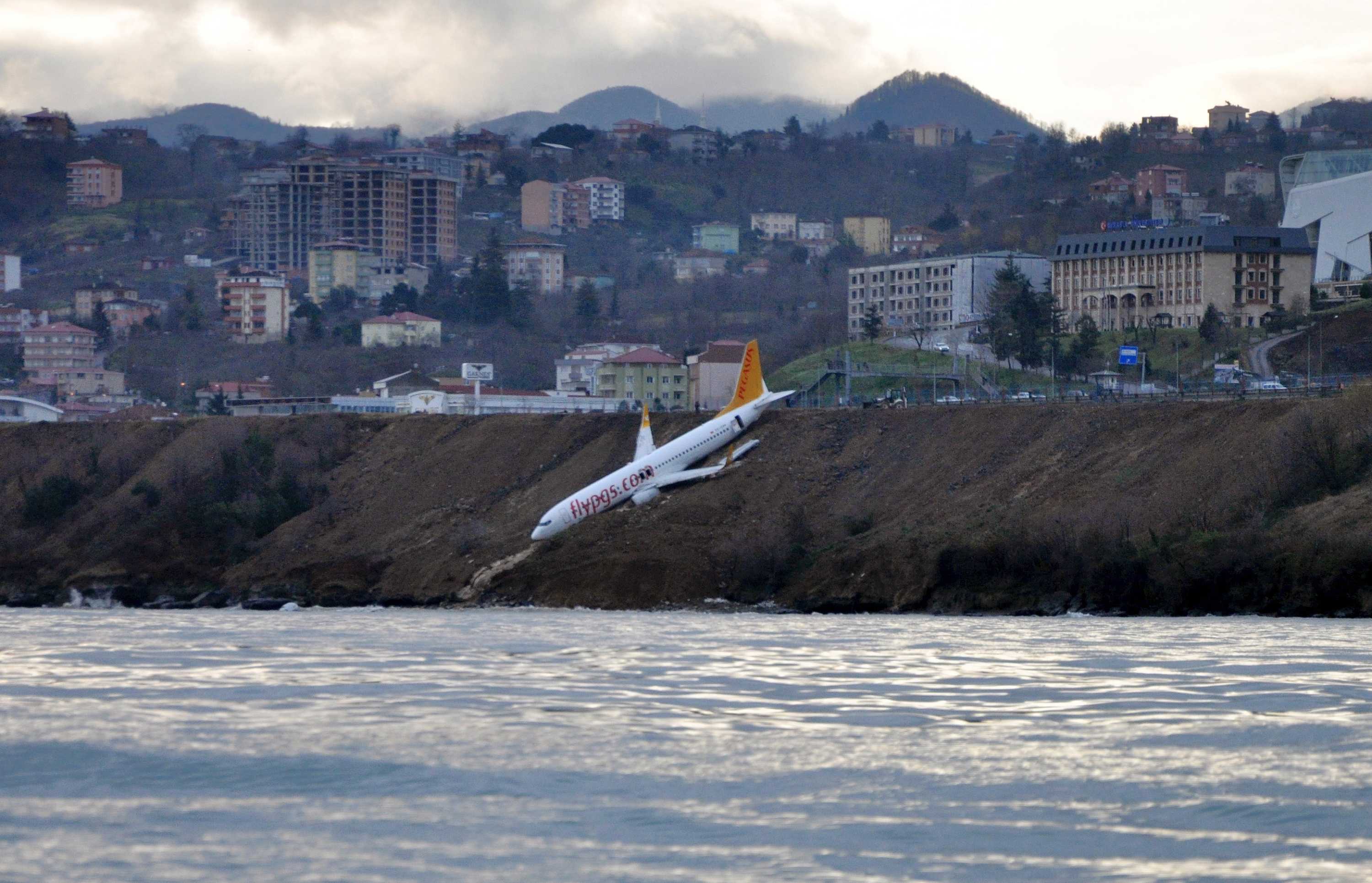 Pegasus Airlines plane skids off runway at airport in Trabzon, Turkey ...