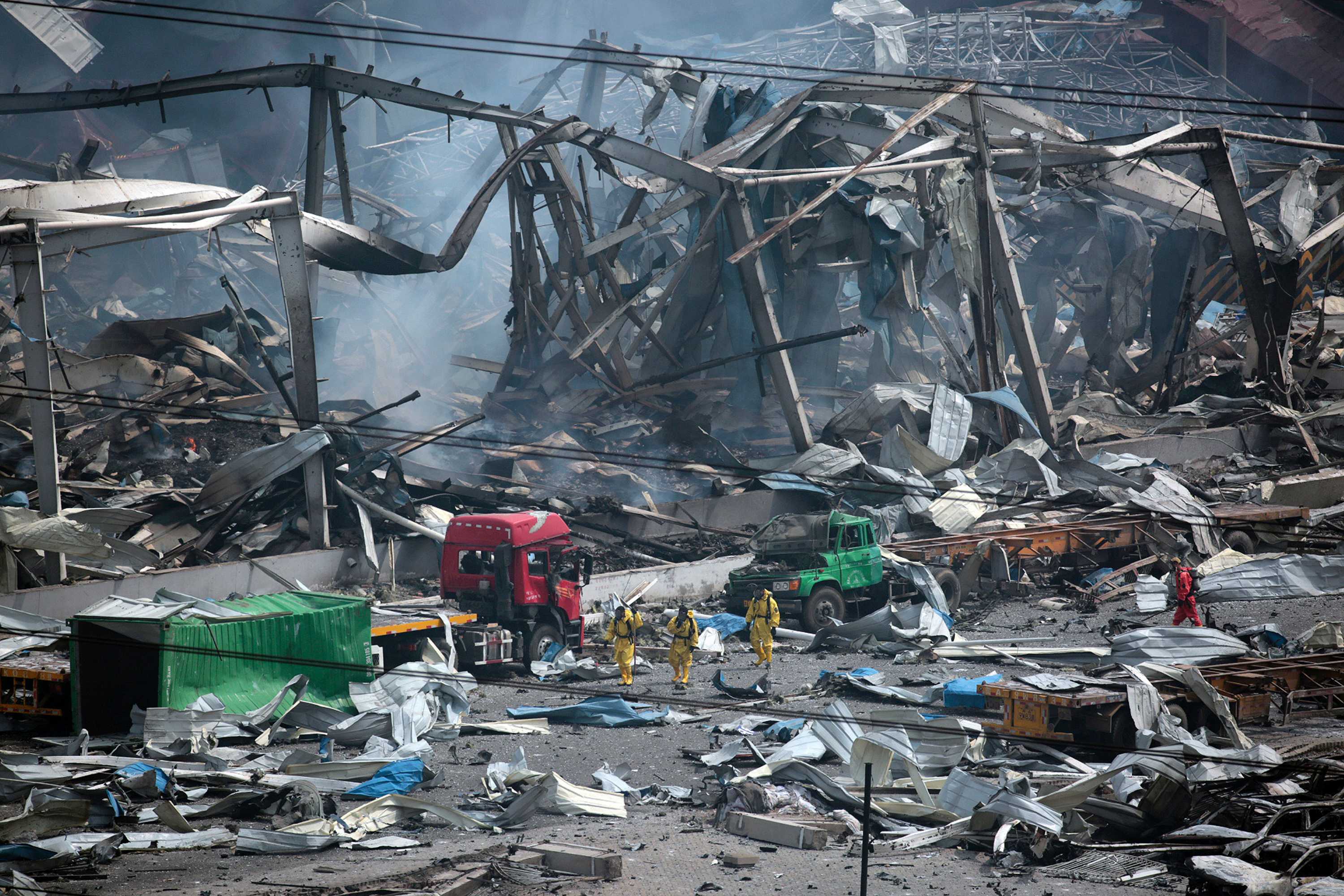 China explosions: Fears hundreds of tonnes of dangerous chemicals still ...