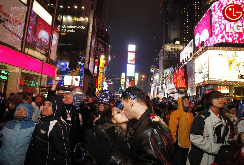 World rings in 2010 with fireworks and parties - ABC News