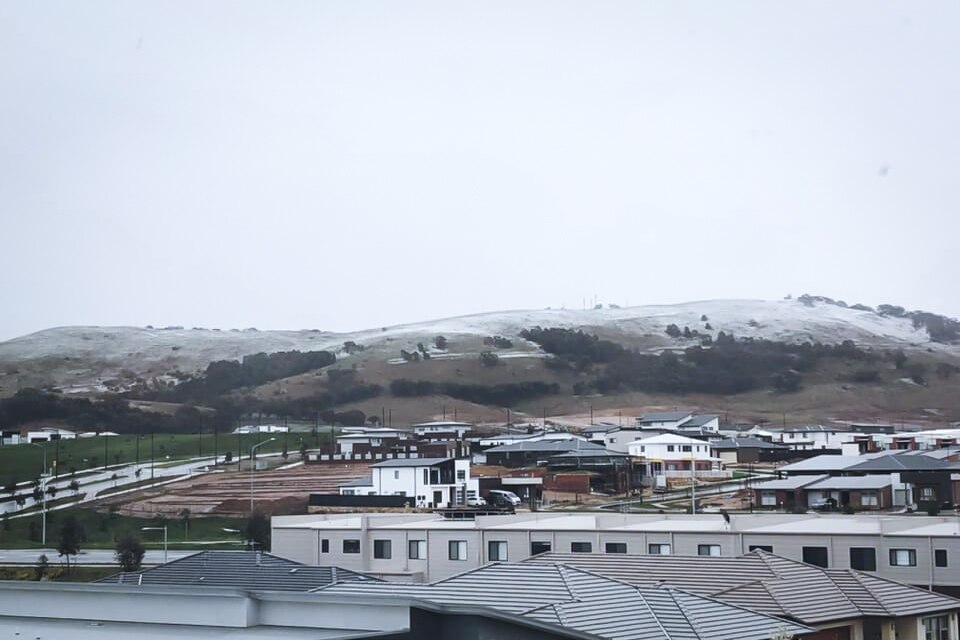 Snow falls in Canberra region after hot spring day that reached 25 ...
