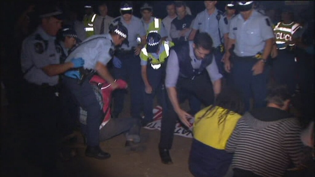 Police arrest Brisbane tent embassy supporters - ABC News