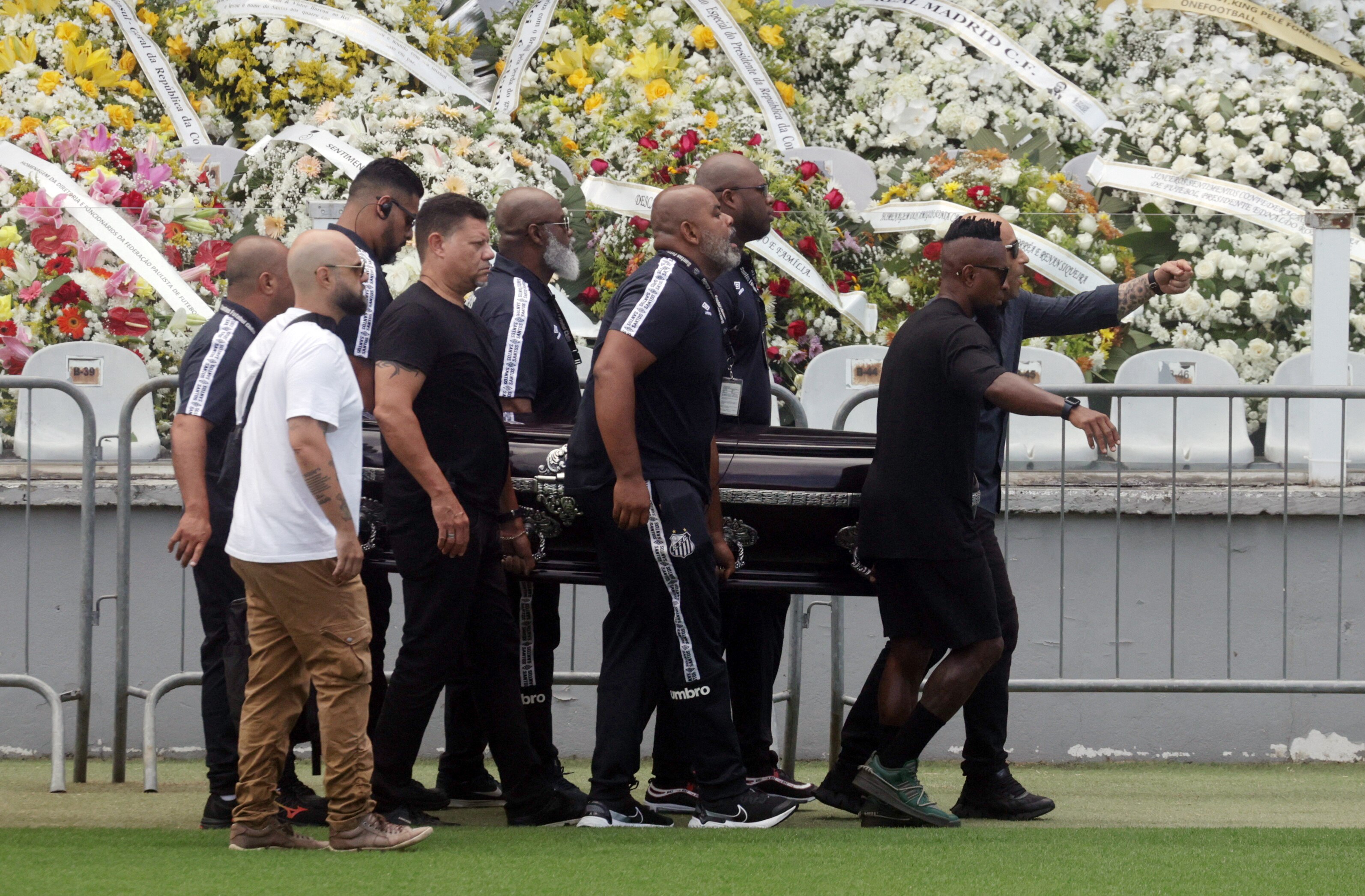 Fans farewell Pelé at Santos Football Club's Vila Belmiro stadium - ABC ...