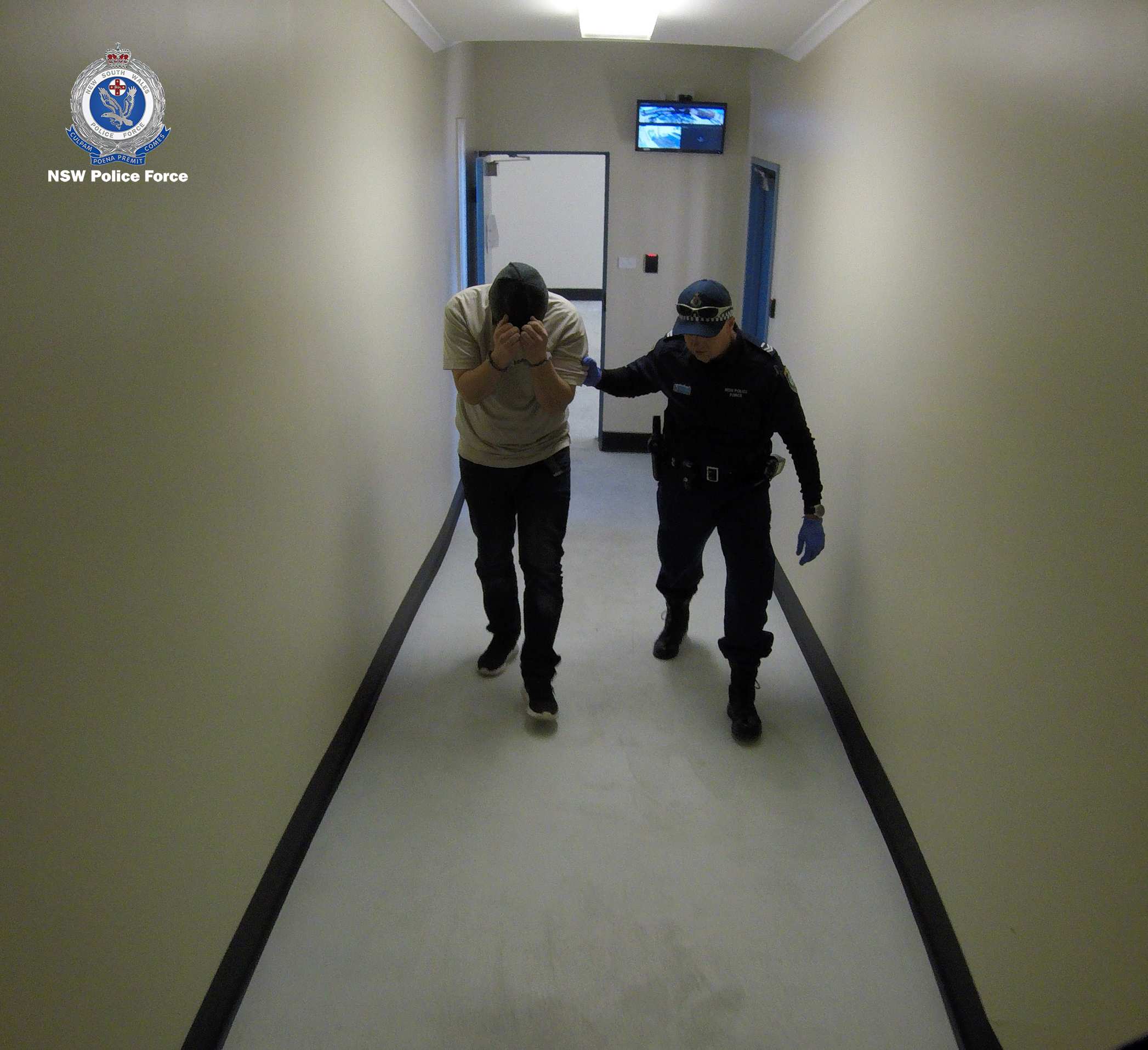 Ten people arrested after police drug bust in Cooma, Queanbeyan - ABC News