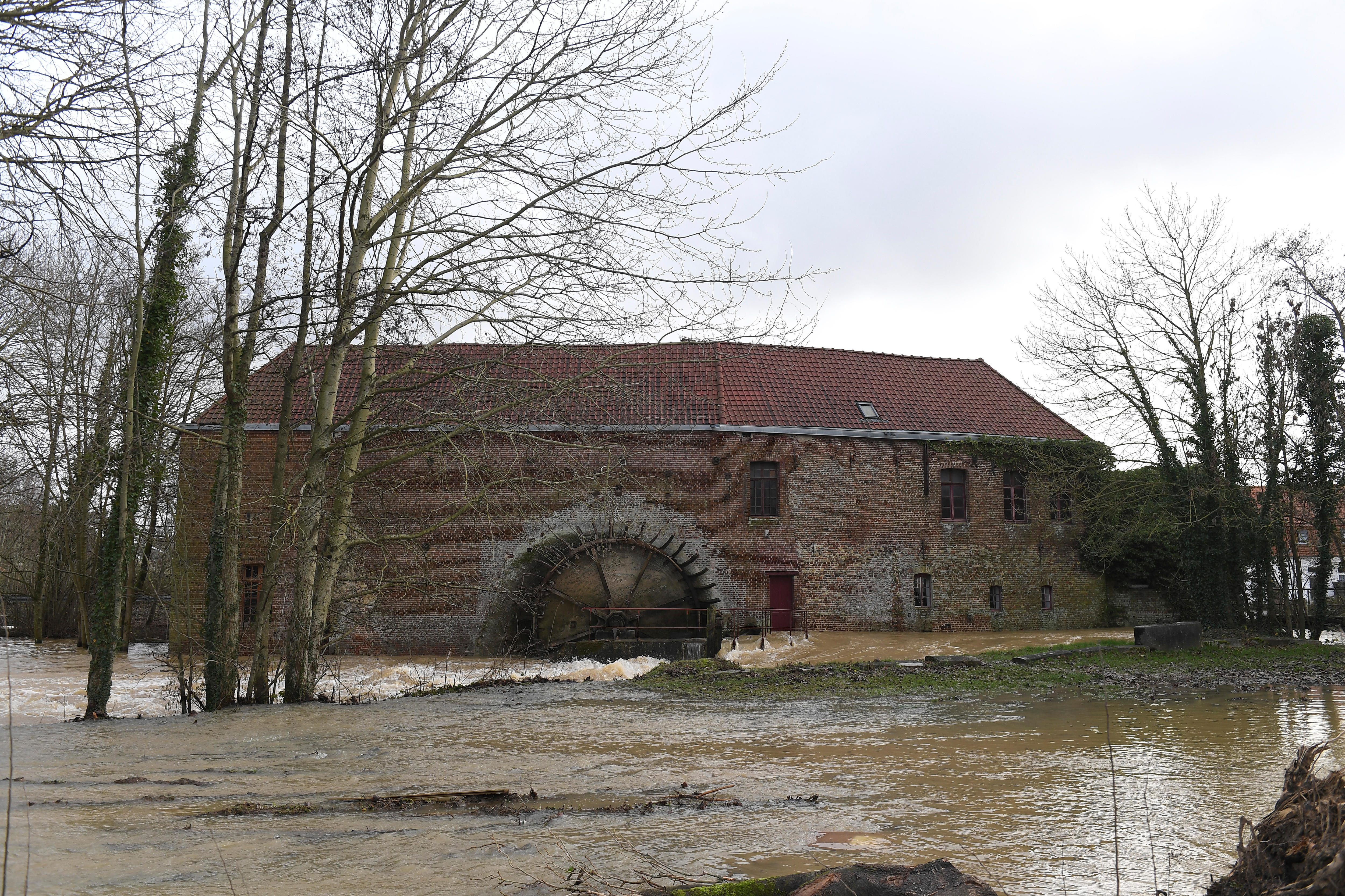 Le froid extrême laisse des milliers de personnes sans électricité dans ...