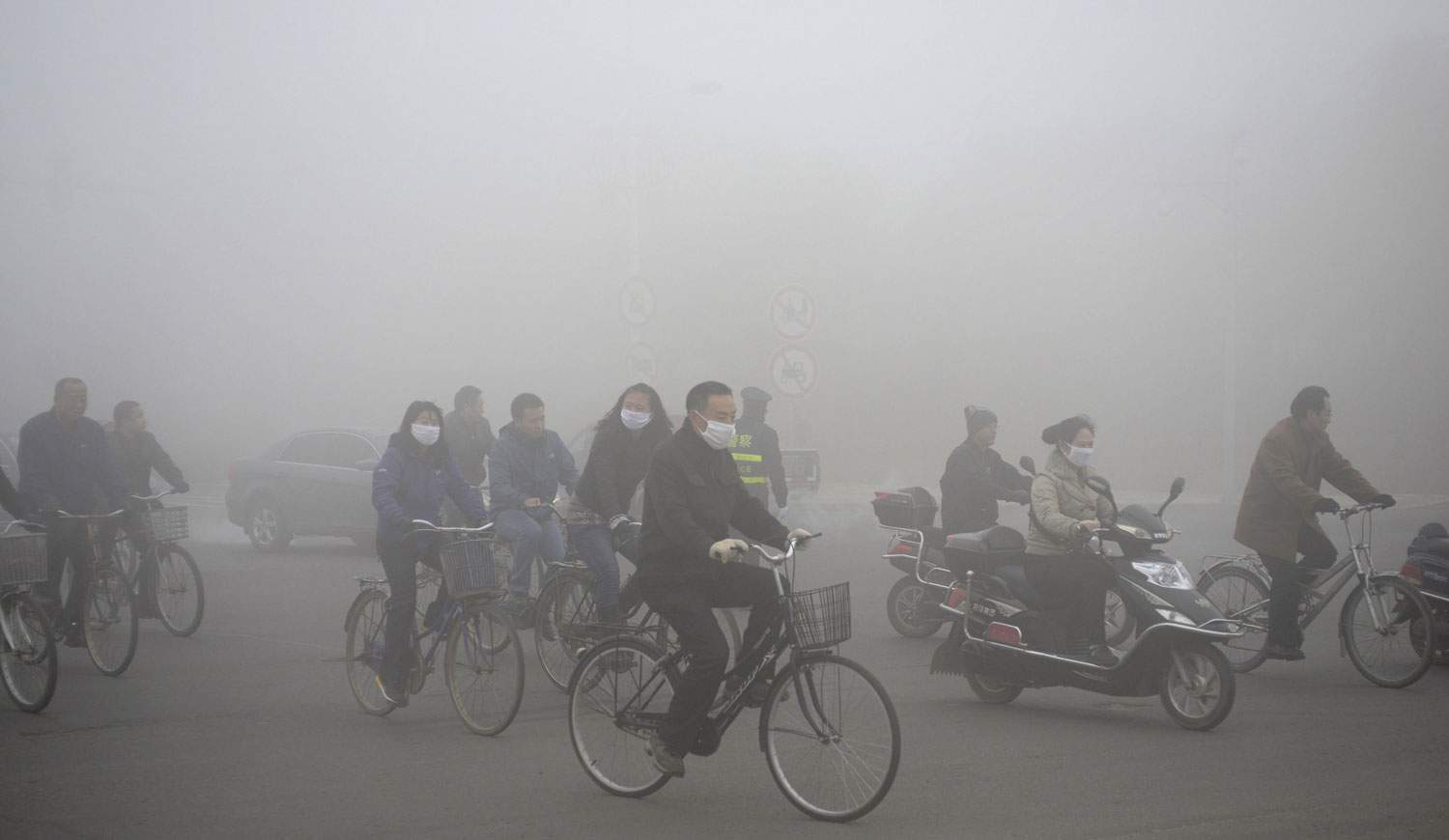 Chinese city of Harbin blanketed in heavy smog disrupting flights ...