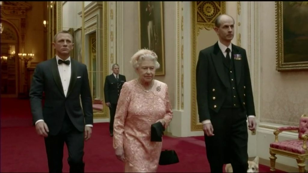 The moment James Bond and Queen Elizabeth II teamed up at the London ...