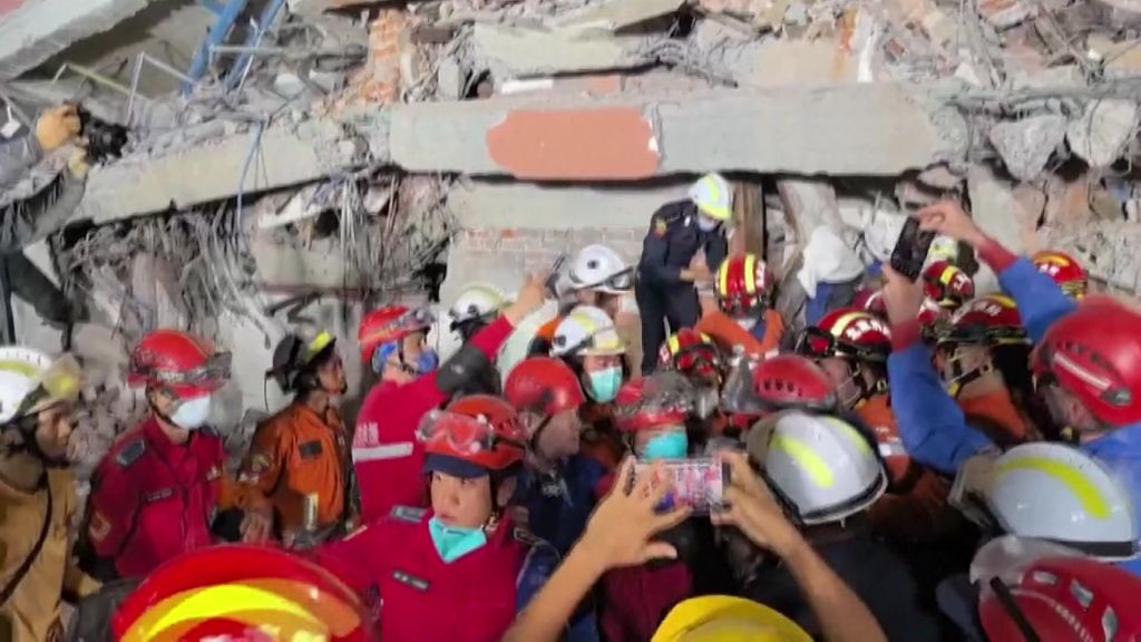 Chinese rescue team pulls survivor from collapsed Mandalay hotel - ABC News