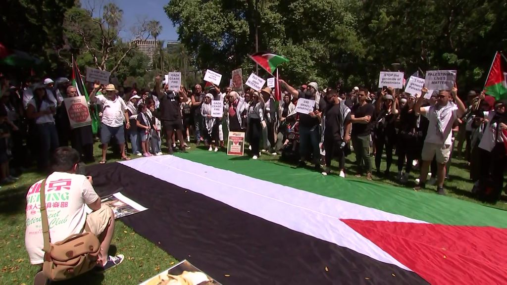Pro-Palestinian protesters gather across Sydney and Melbourne - ABC News