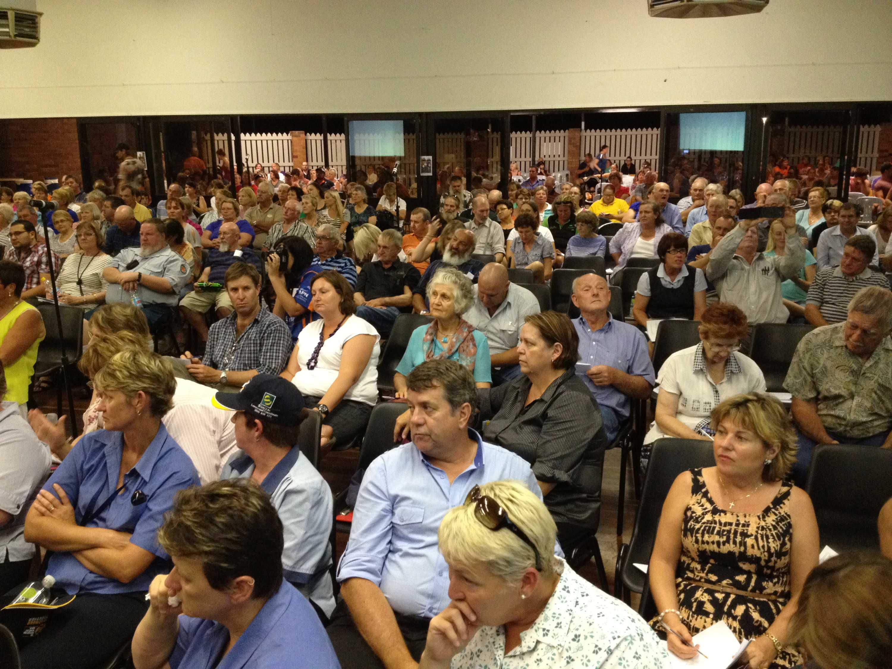 Hundreds turn out at hospital closure meeting - ABC News