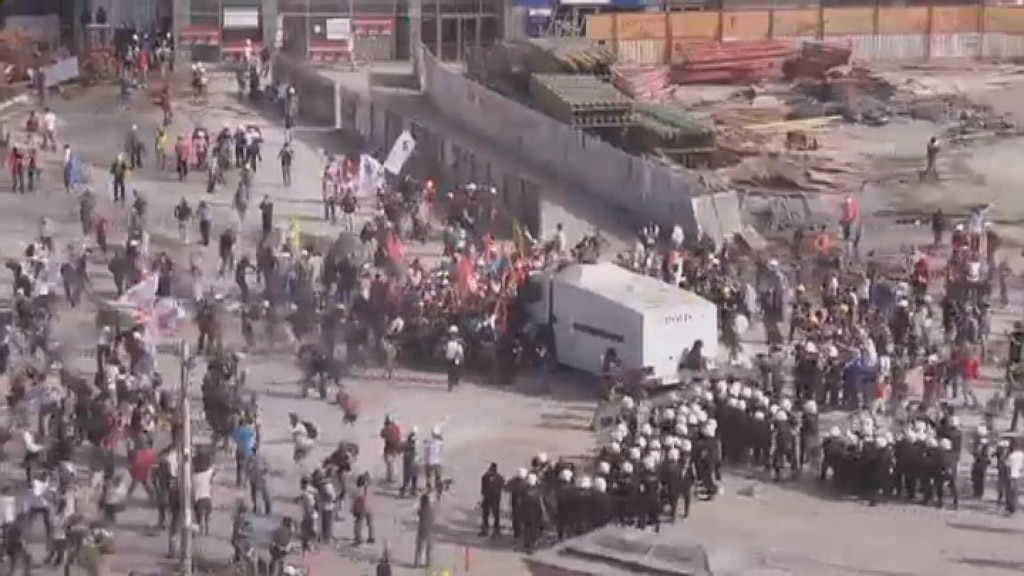 Turkish protests: Police retake Istanbul's Taksim Square in fresh ...