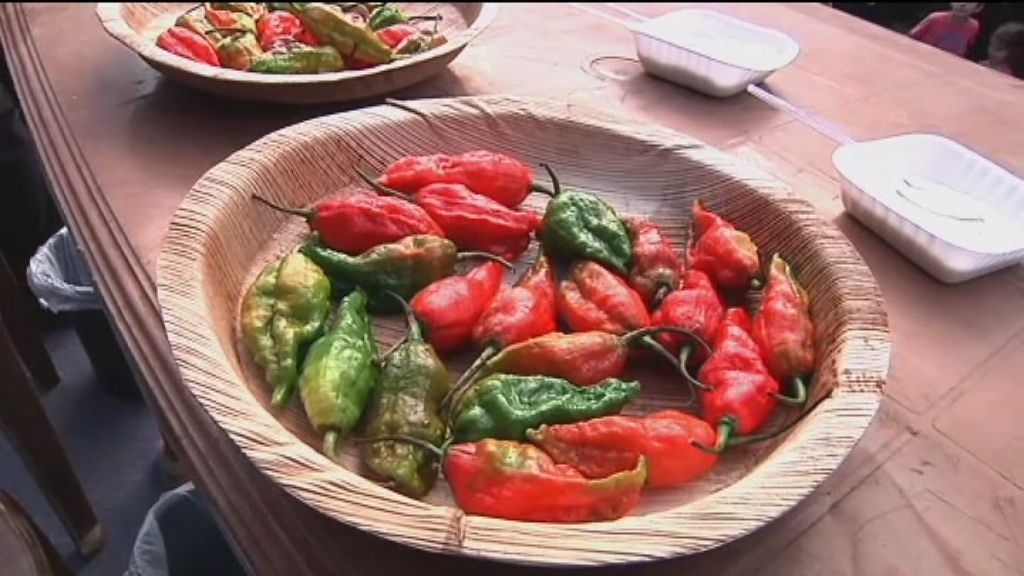 A chilli-eating competition in India has drawn a record crowd. - ABC News
