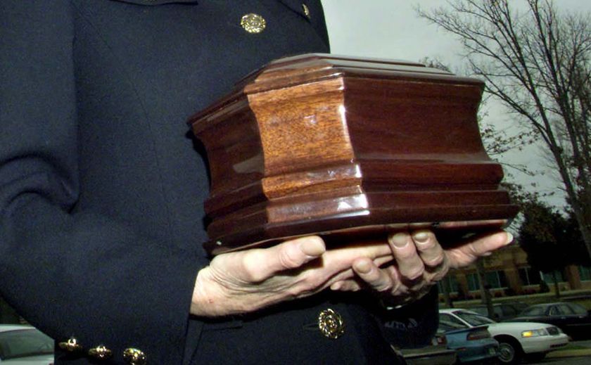 Artist draws portraits with people's ashes - ABC News