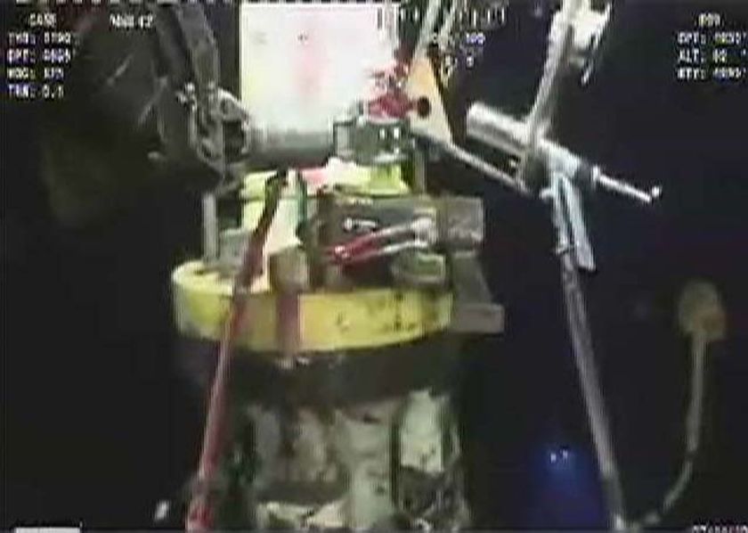 BP re-caps leak, but clean up continues - ABC Radio