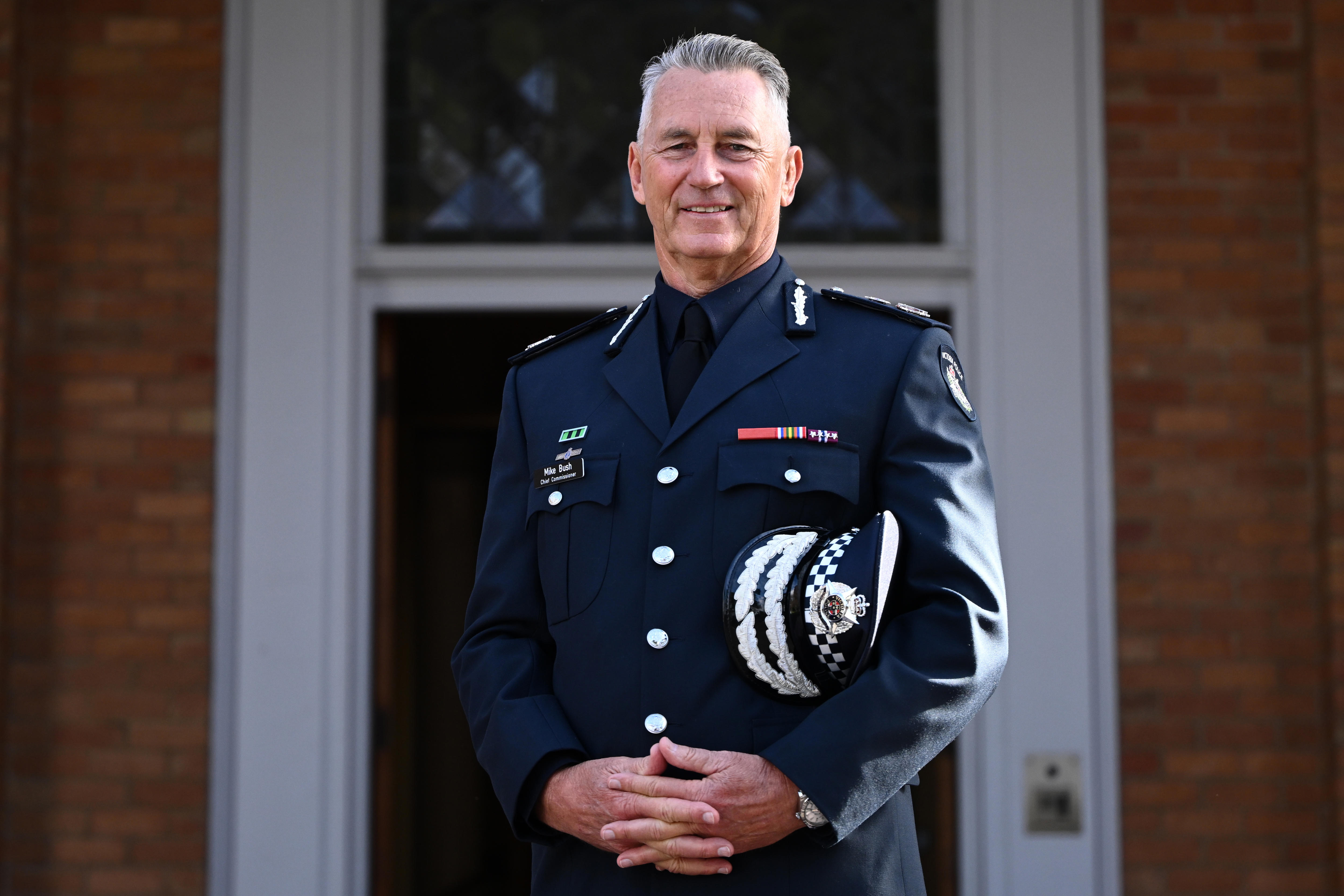 Mike Bush officially sworn in as Victoria's new police chief ...