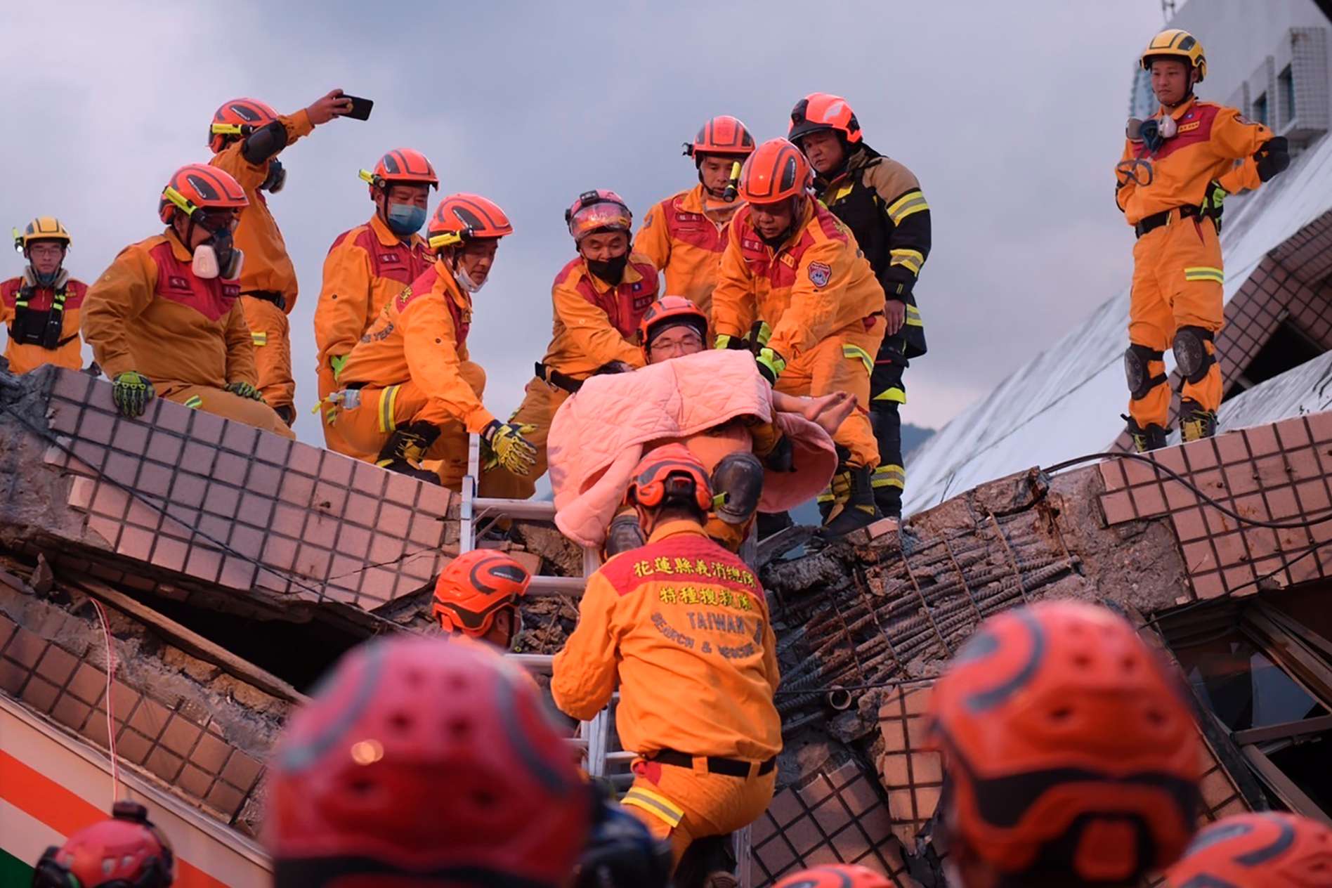 Hundreds trapped on mountain roads in Taiwan after earthquake destroys ...
