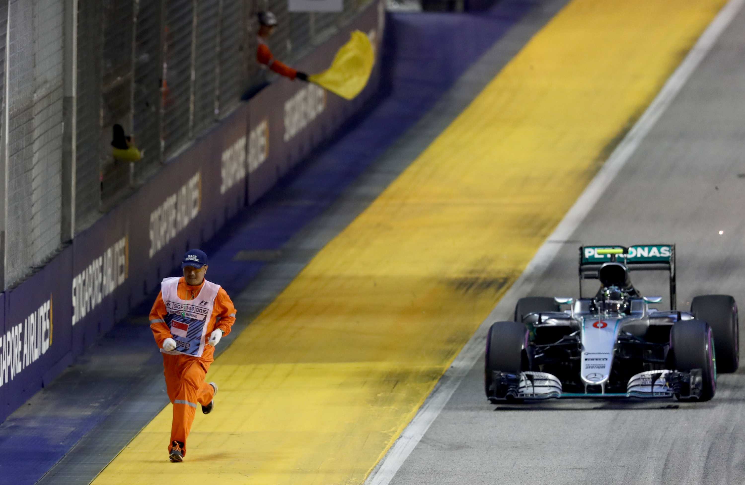 Singapore Grand Prix near miss as F1 marshal flees the track mid-race ...