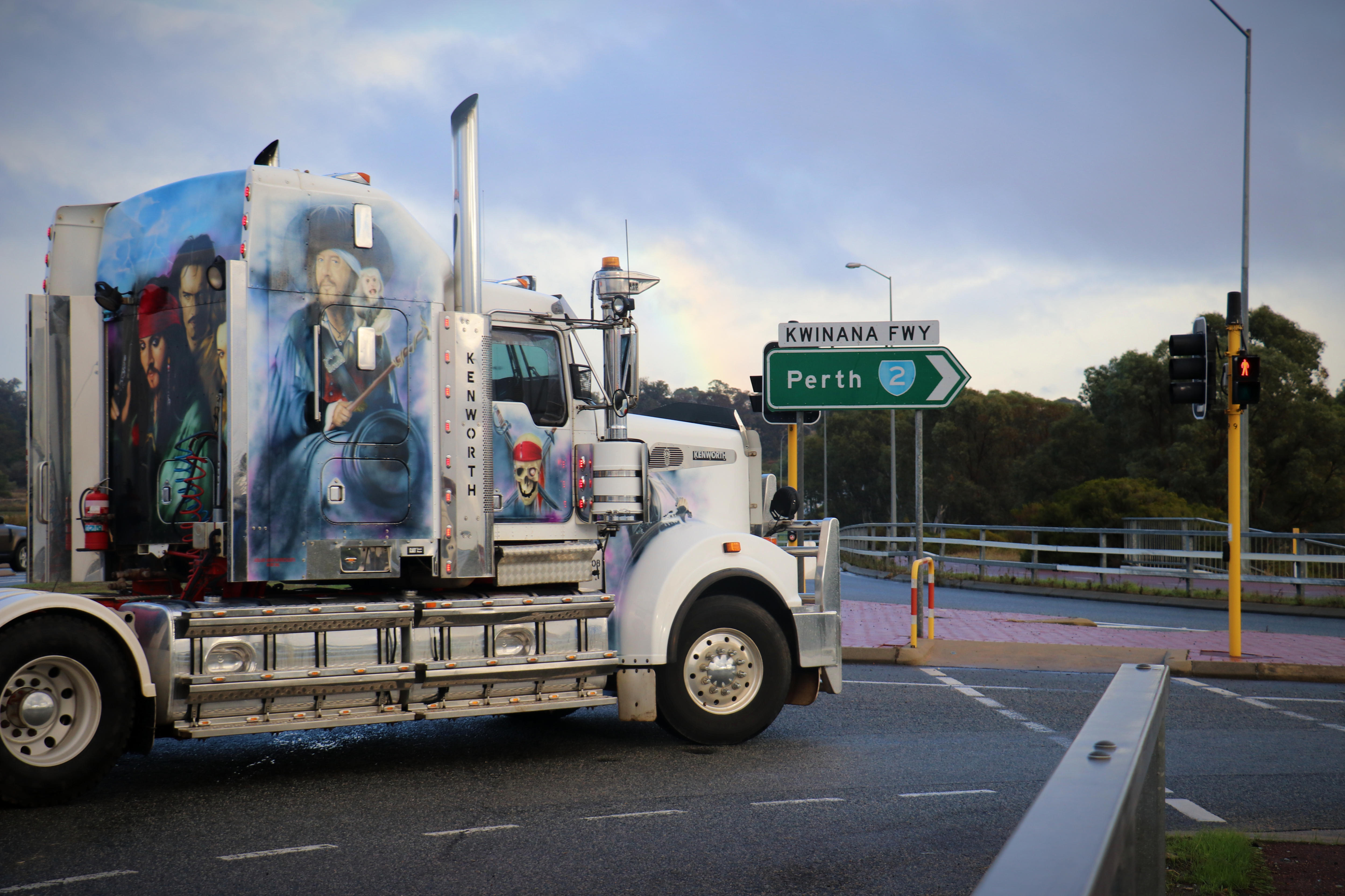 Hundreds of farmers swarm Perth roads with trucks to protest Albanese ...