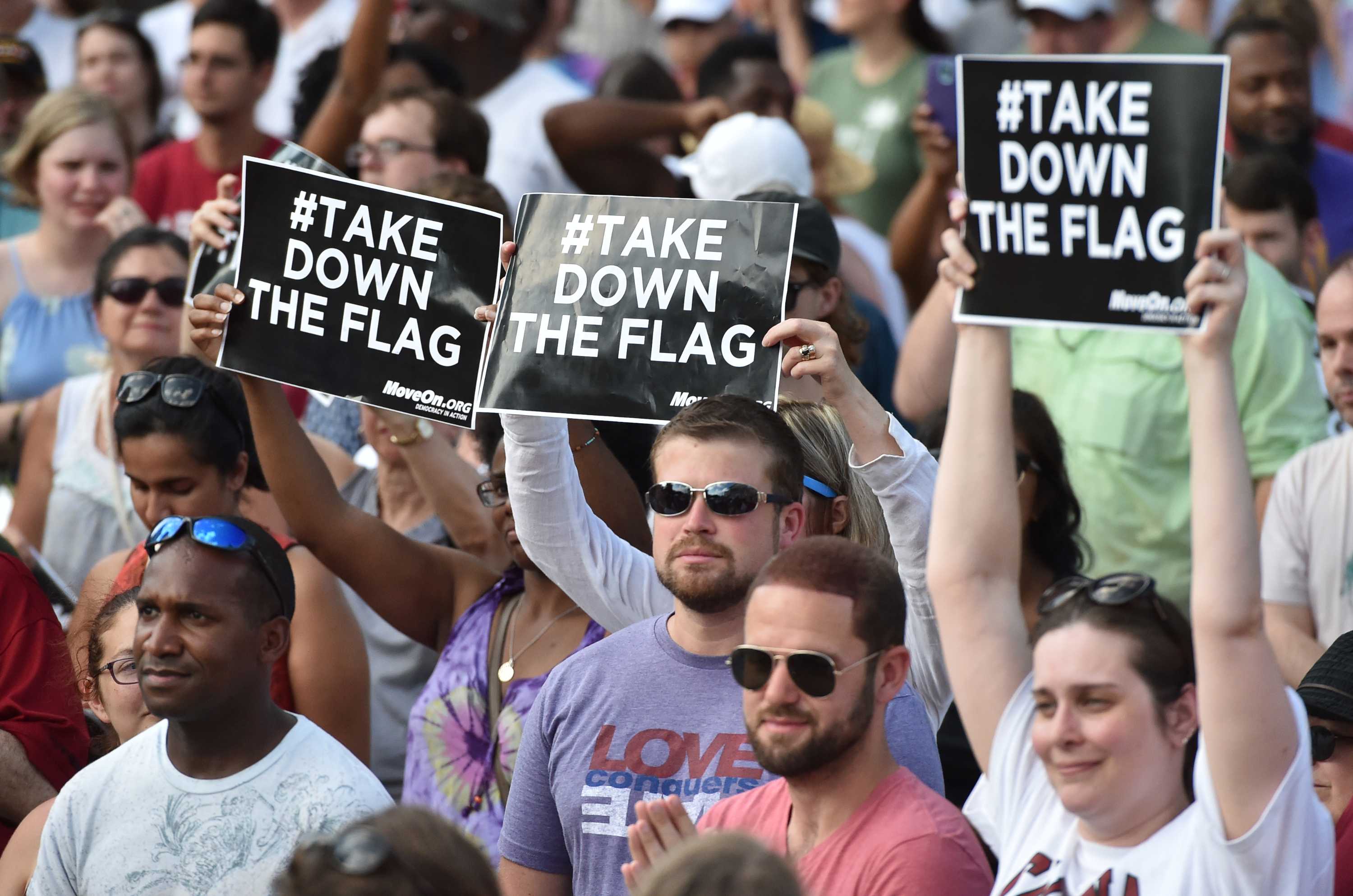 Charleston shooting: Thousands gather to protest Confederate flag after ...