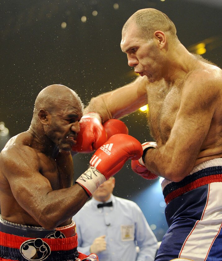 Valuev outpoints Holyfield to retain WBA title - ABC News