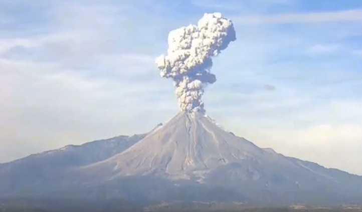 Mexico volcano eruption creates giant plume of smoke and ash - ABC News