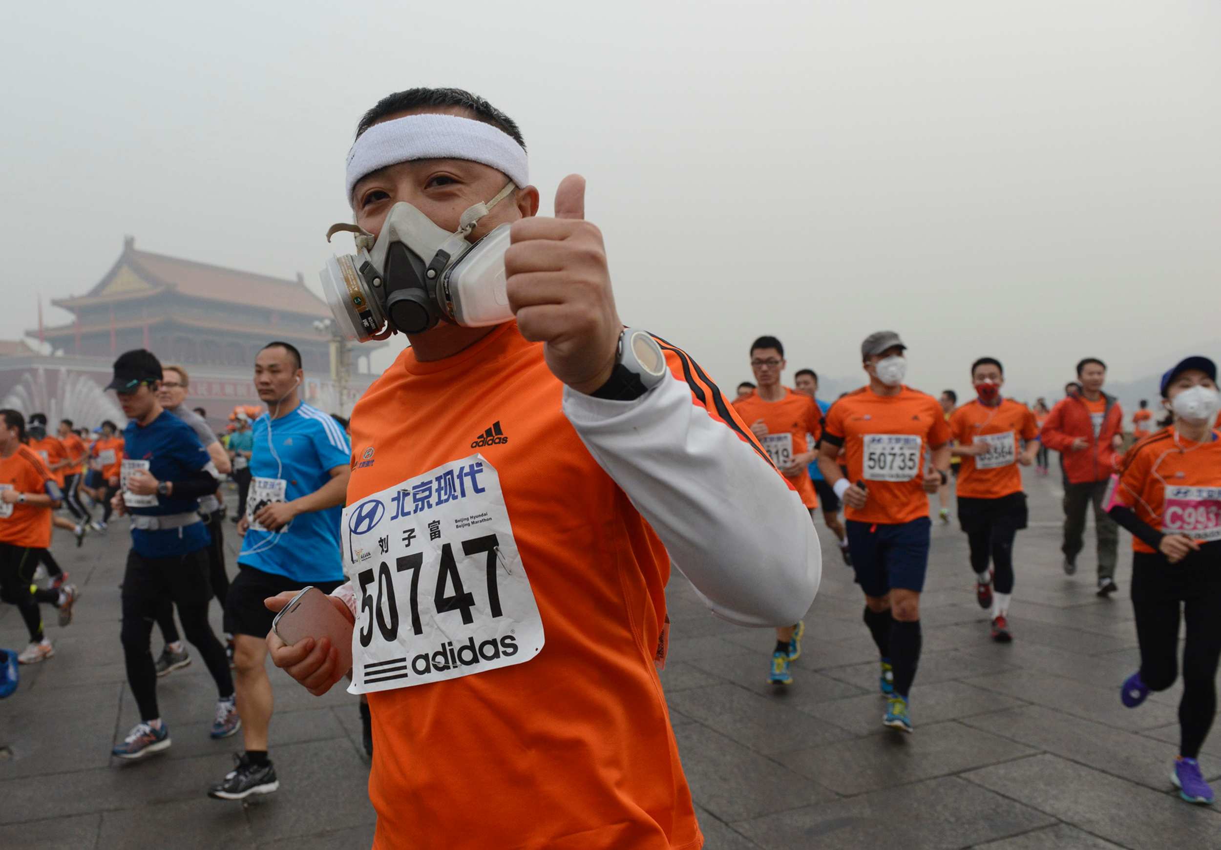 Beijing marathon runners brave thick smog as pollution levels rise ...