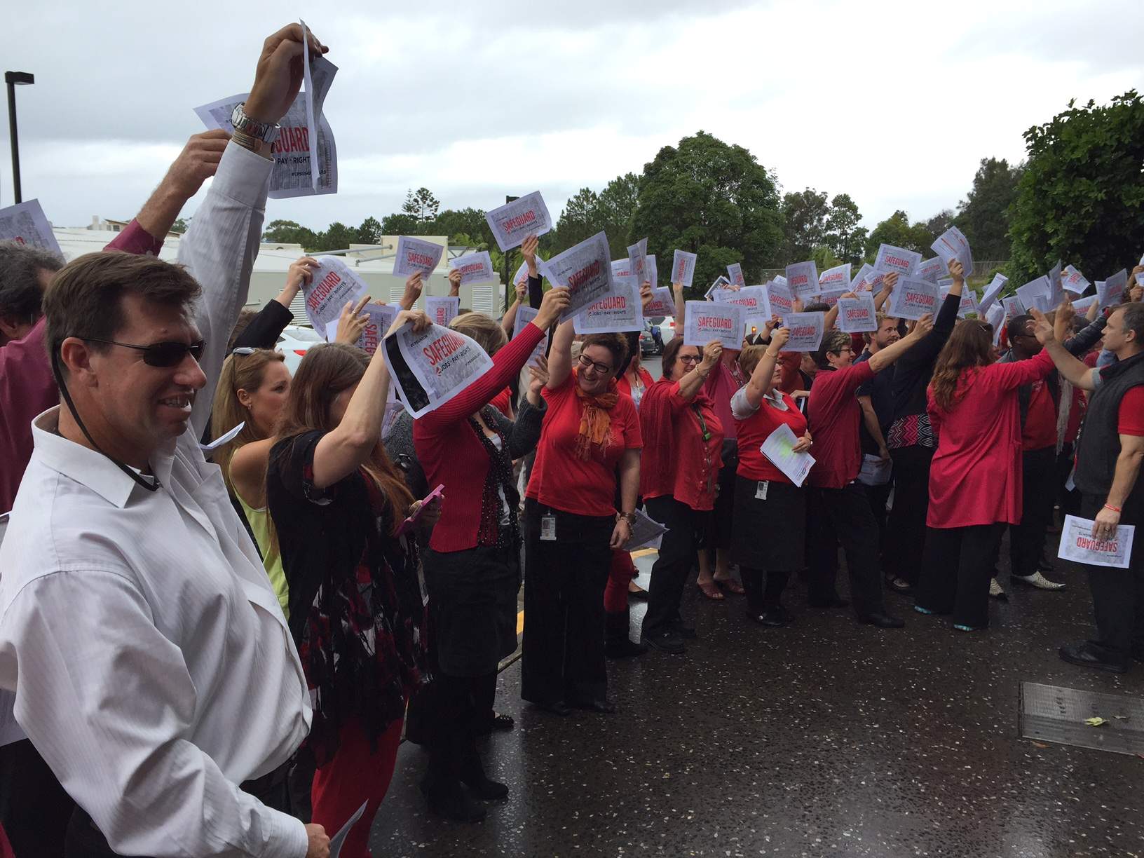 Union members rally over Centrelink pay and conditions - ABC News