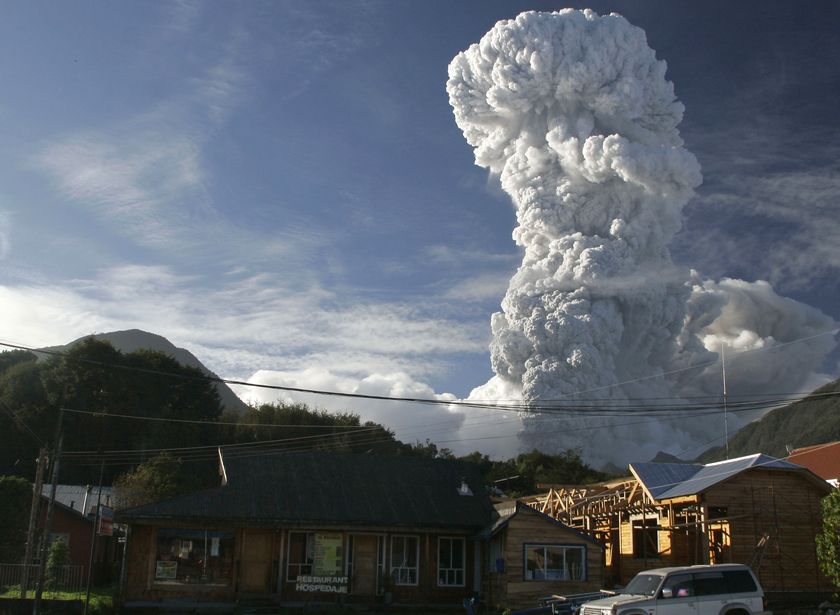 Locals flee as Chile volcano spits lava - ABC News