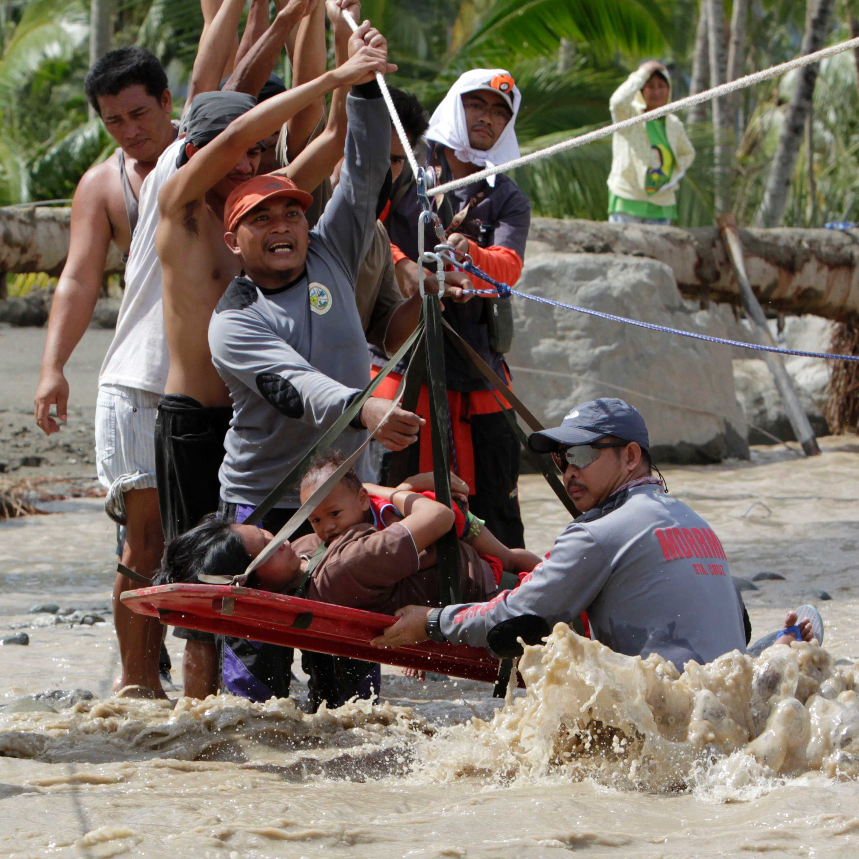 Victims beg for food after Philippines typhoon - ABC News