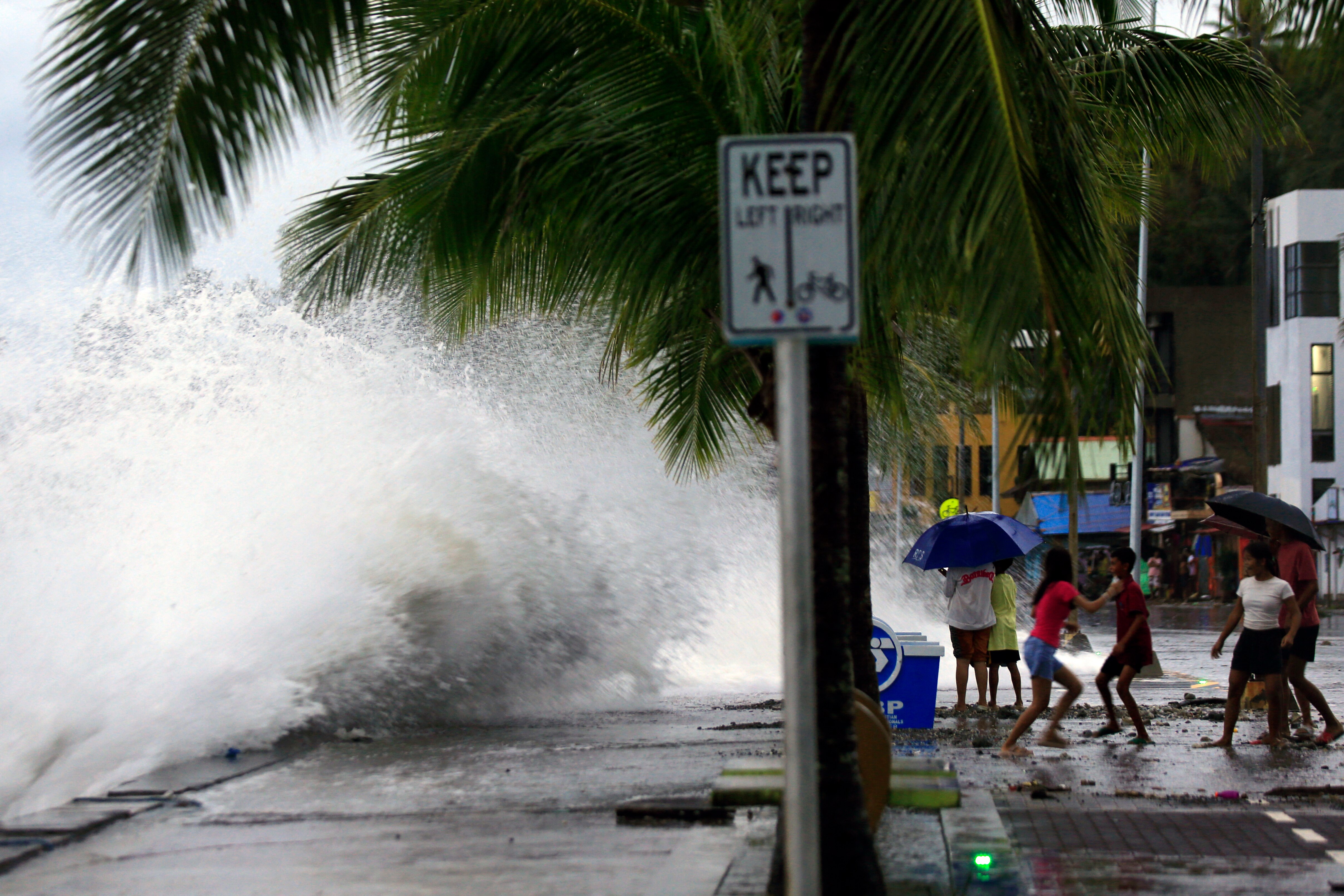 Hundreds of thousands flee as Super Typhoon Man-yi hits Philippines ...