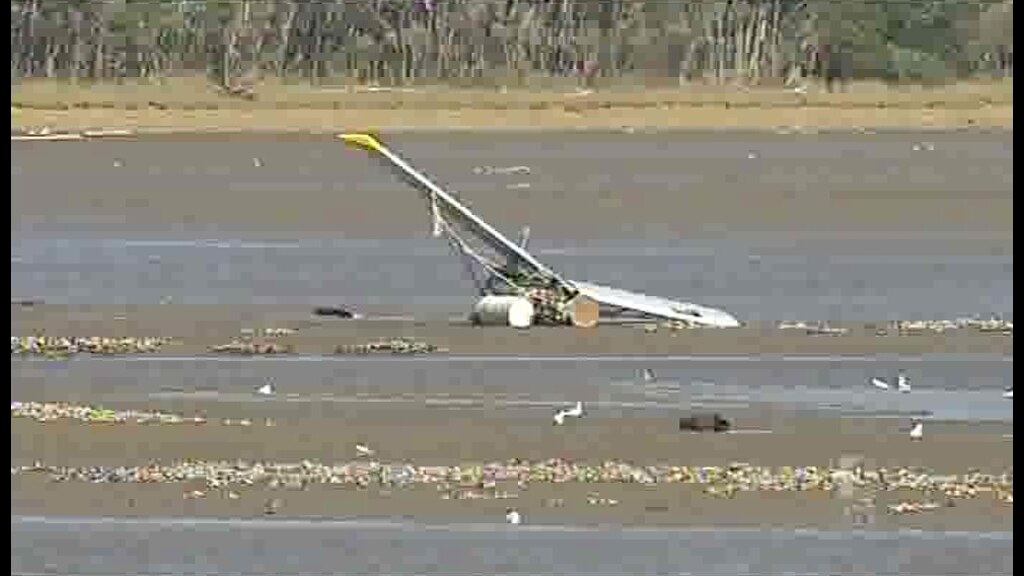 Pilot attempts to save wrecked plane - ABC News