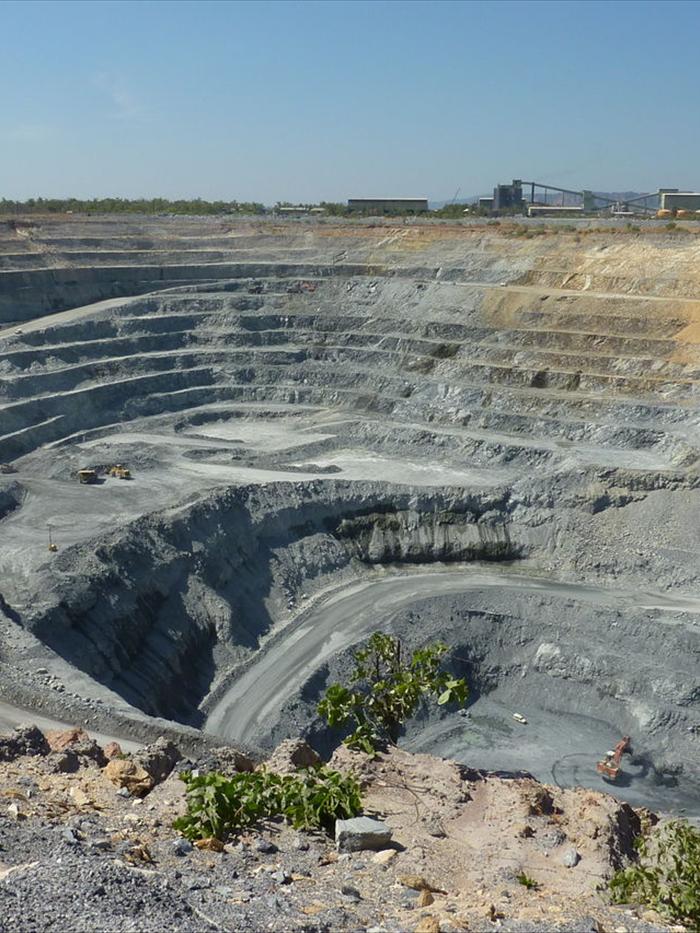 Uranium truck bogged in Kakadu - ABC News
