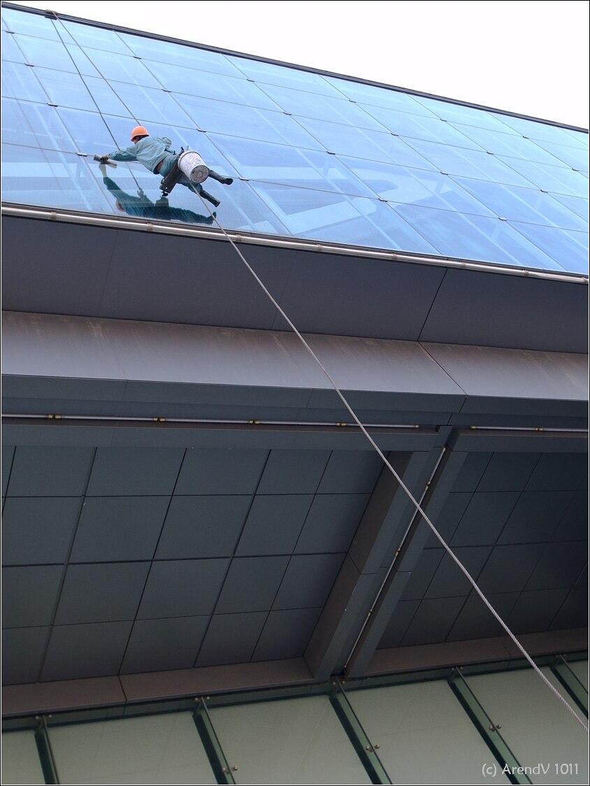 Dangling window cleaner rescued from high-rise - ABC News