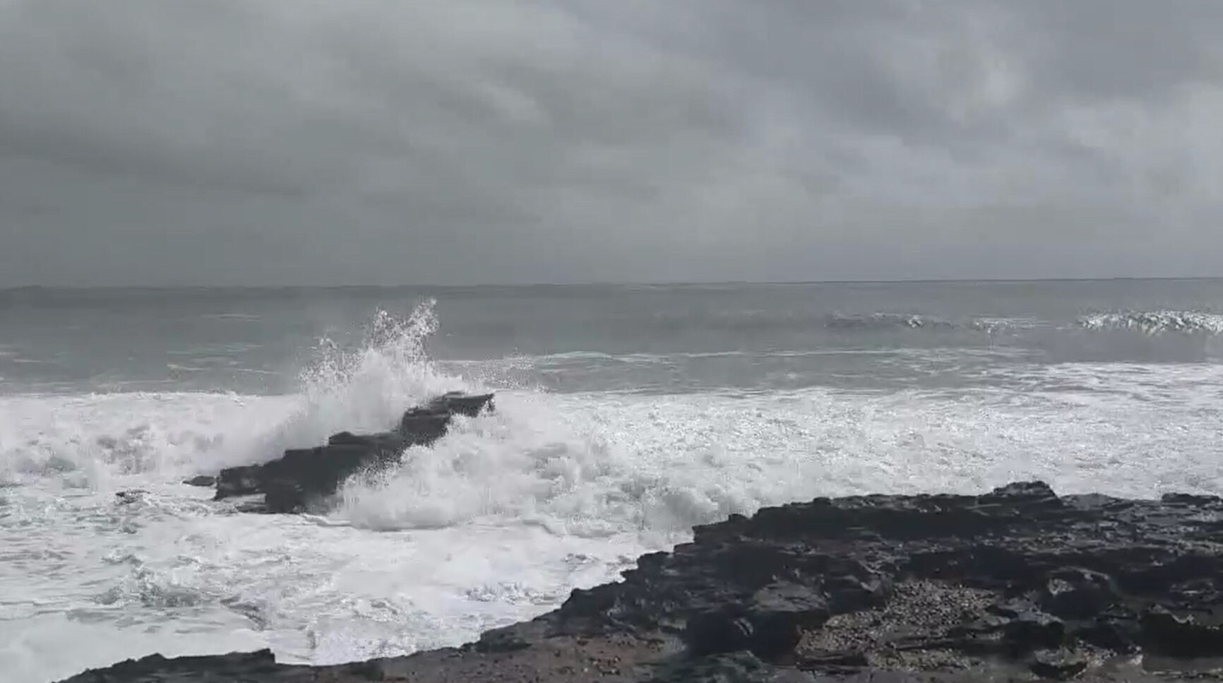 A hazardous surf warning is in place on the Sunshine Coast - ABC News