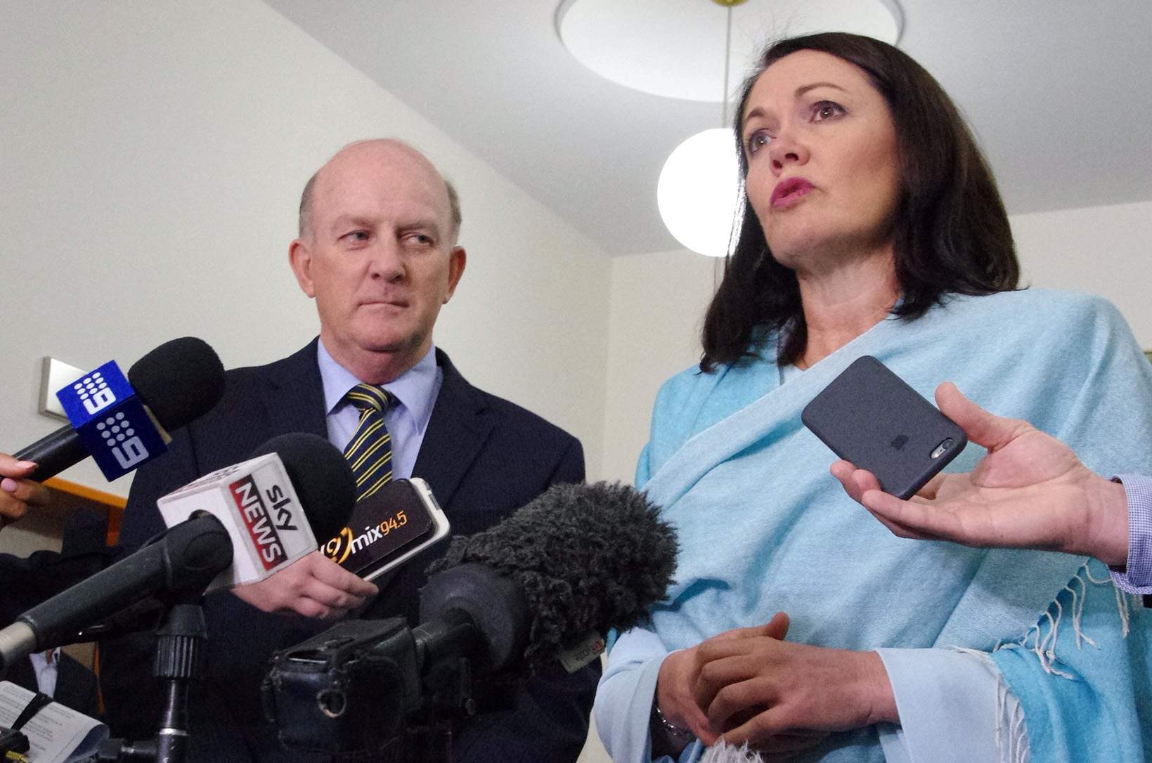 WA Liberal leadership: Ministers back Premier Colin Barnett, sideline ...