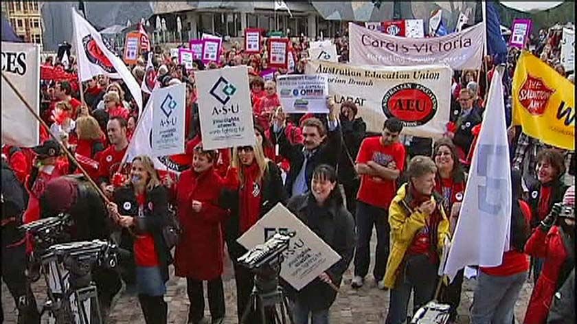 Thousands rally for equal pay for women - ABC News