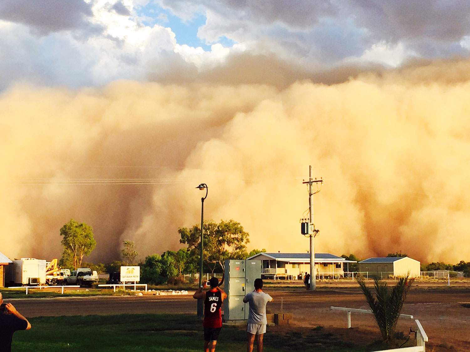 Enormous dust storm 'turned day into night' in town of Bedourie in far ...