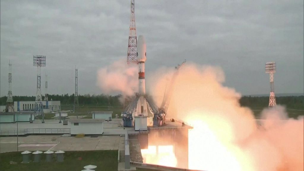 Russia launches moon lander in race to find water - ABC News