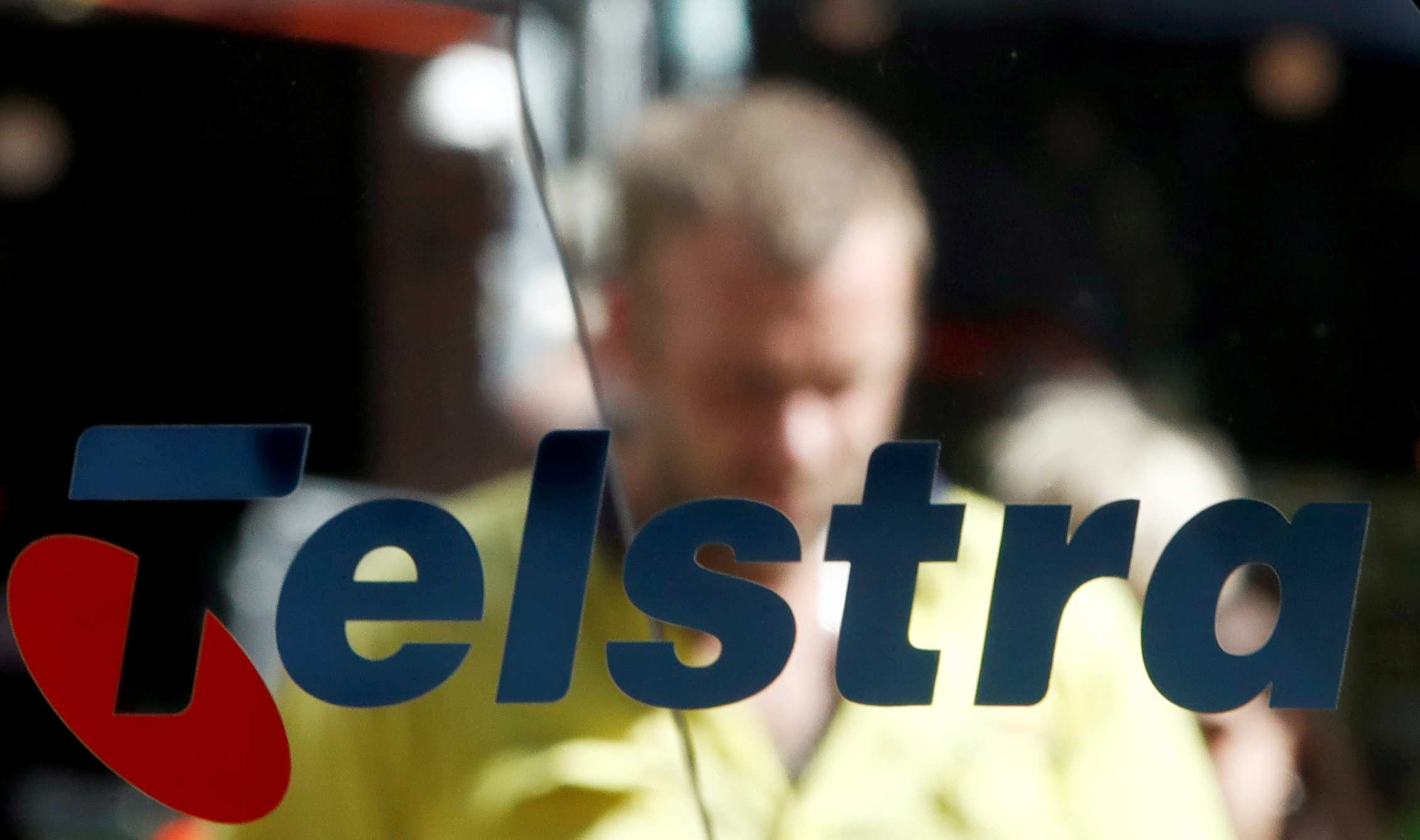Telstra to commit to 100pc renewable energy by 2025 - ABC listen