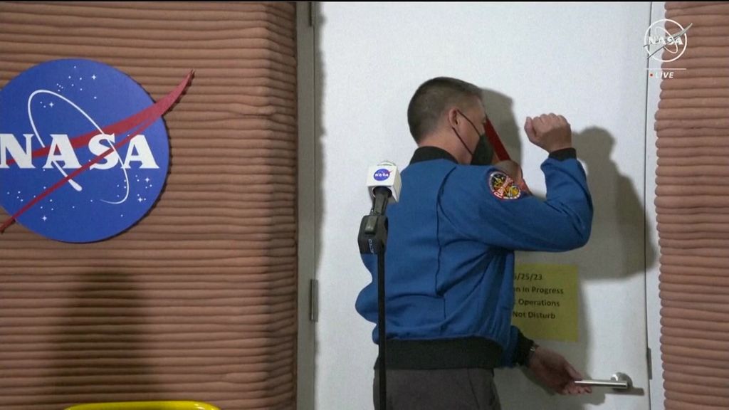 Four NASA volunteers emerge from year sealed inside Mars simulation ...