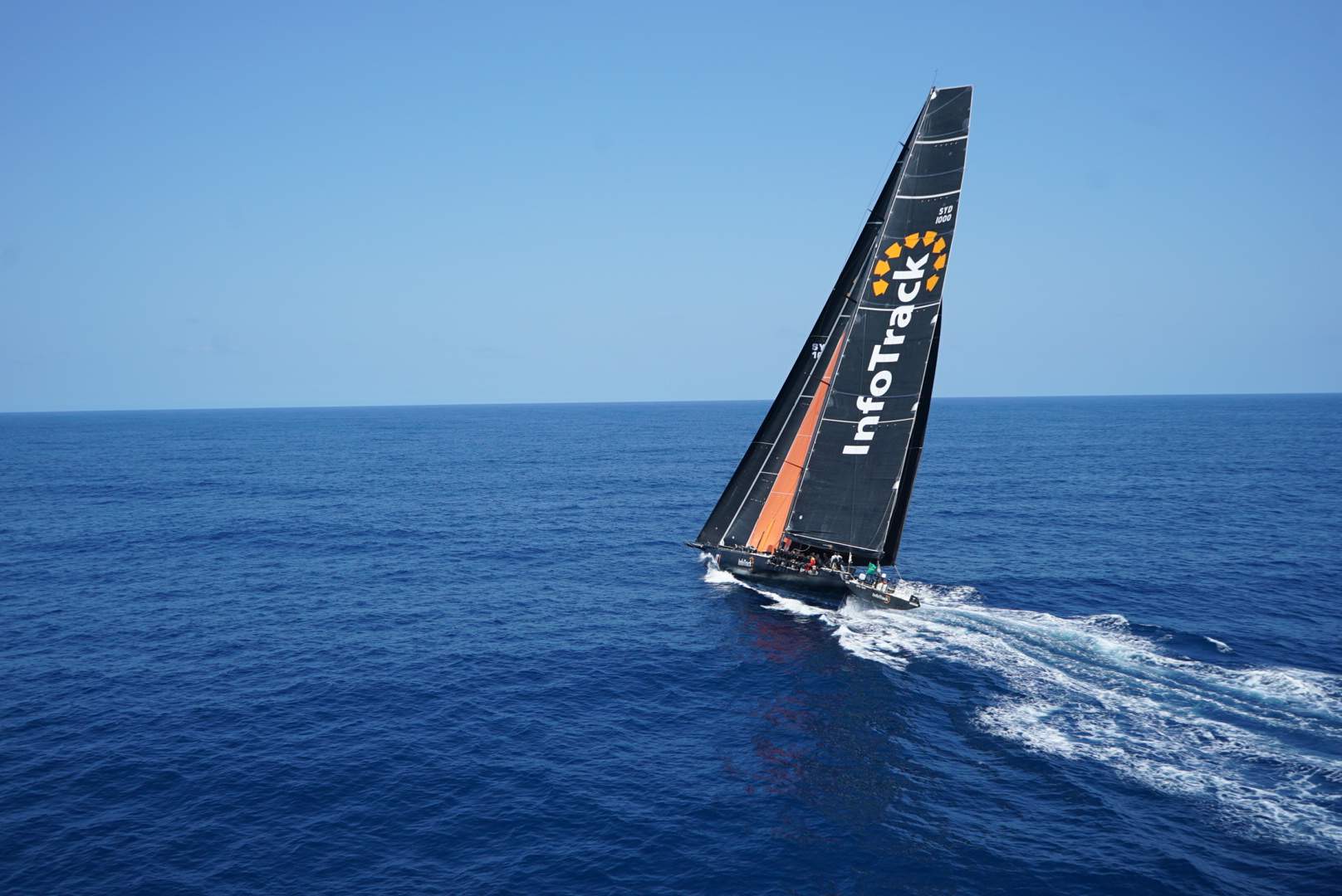 Comanche leads Sydney Hobart yacht race as supermaxis jostle for line ...