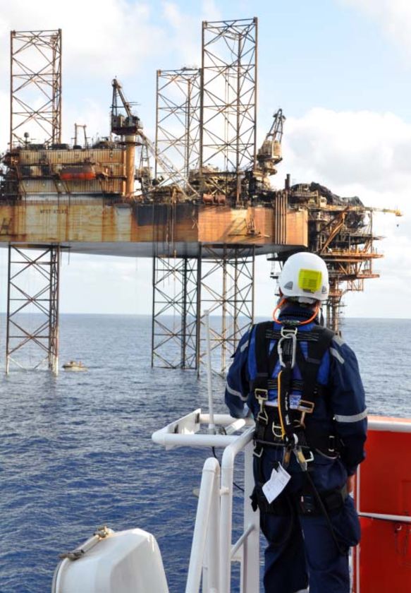 Oil rig boarded to assess damage - ABC News