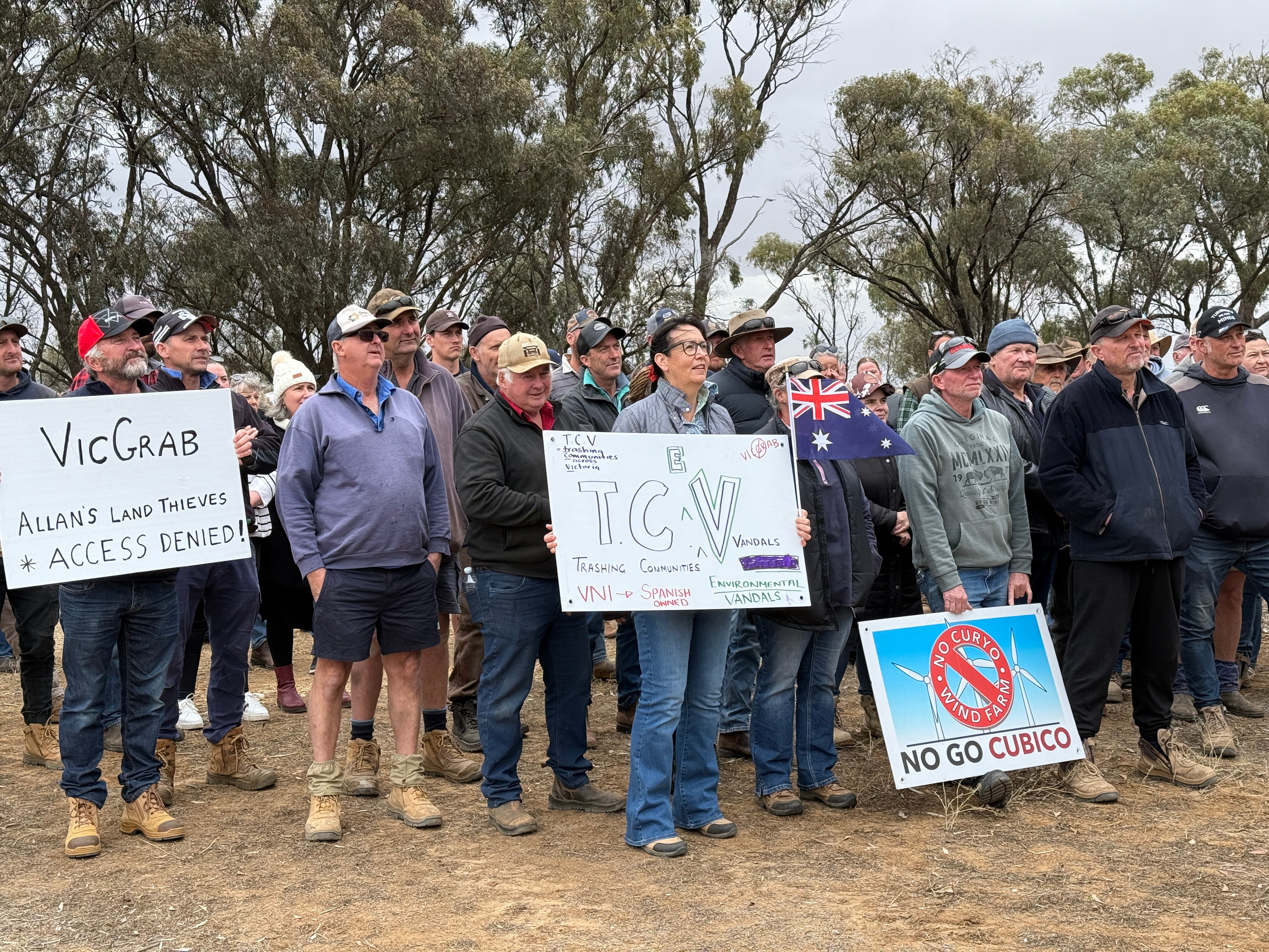 Farmers defy compulsory access powers to block VicGrid staff - ABC News